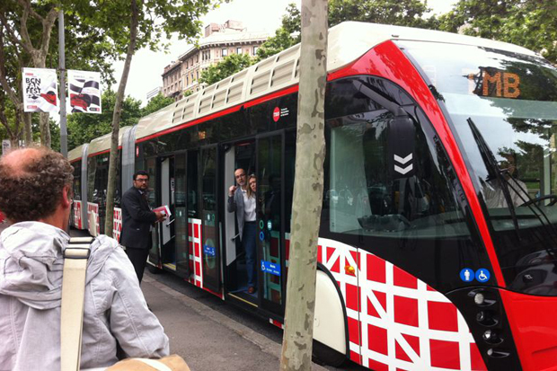 El primer bus híbrid biarticulat comença a circular amb passatge per la ...