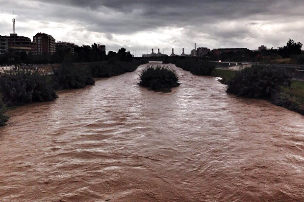 El riu Besòs, al límit de desbordar-se