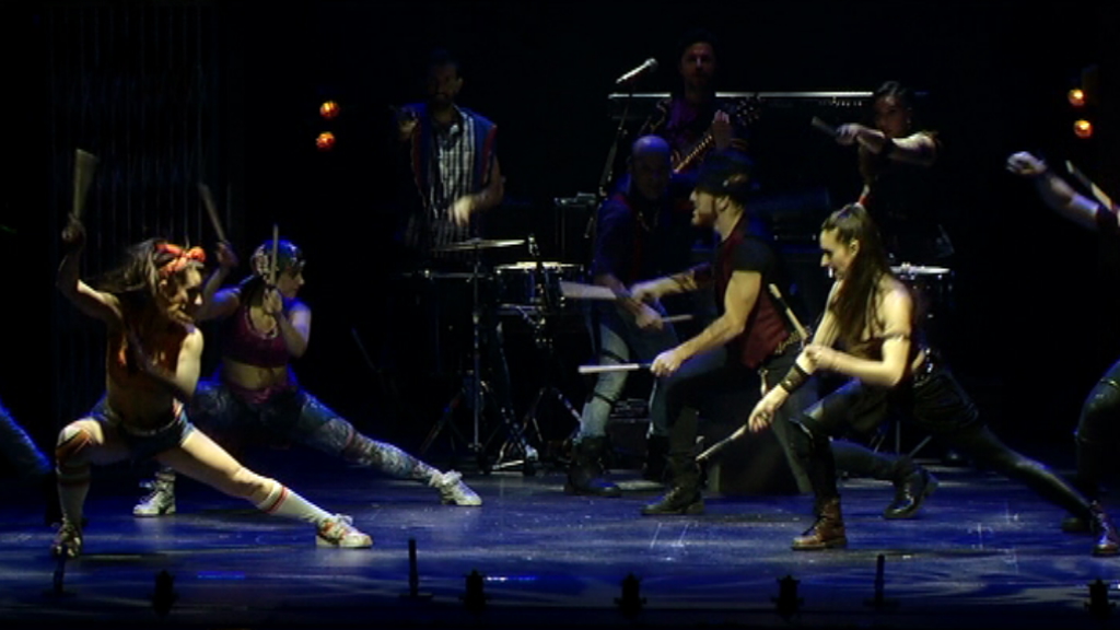 Mayumana balla a ritme d’Estopa amb ‘Rumba’