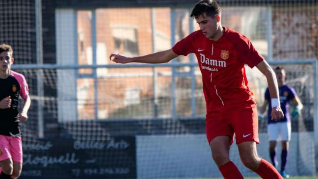 Jordi Avilés, jugador de la Damm, marca de falta com Messi i Ronaldinho ...