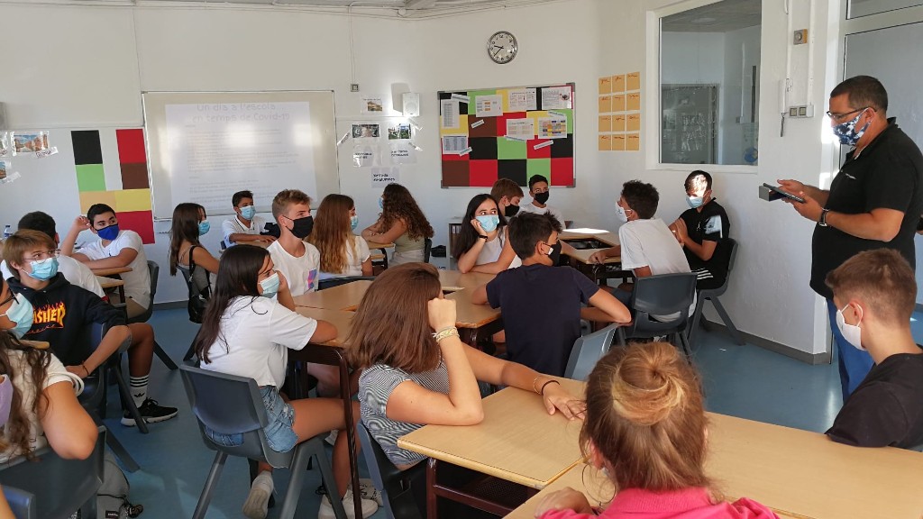 Els alumnes de secundària comencen el curs amb aules plenes | betevé