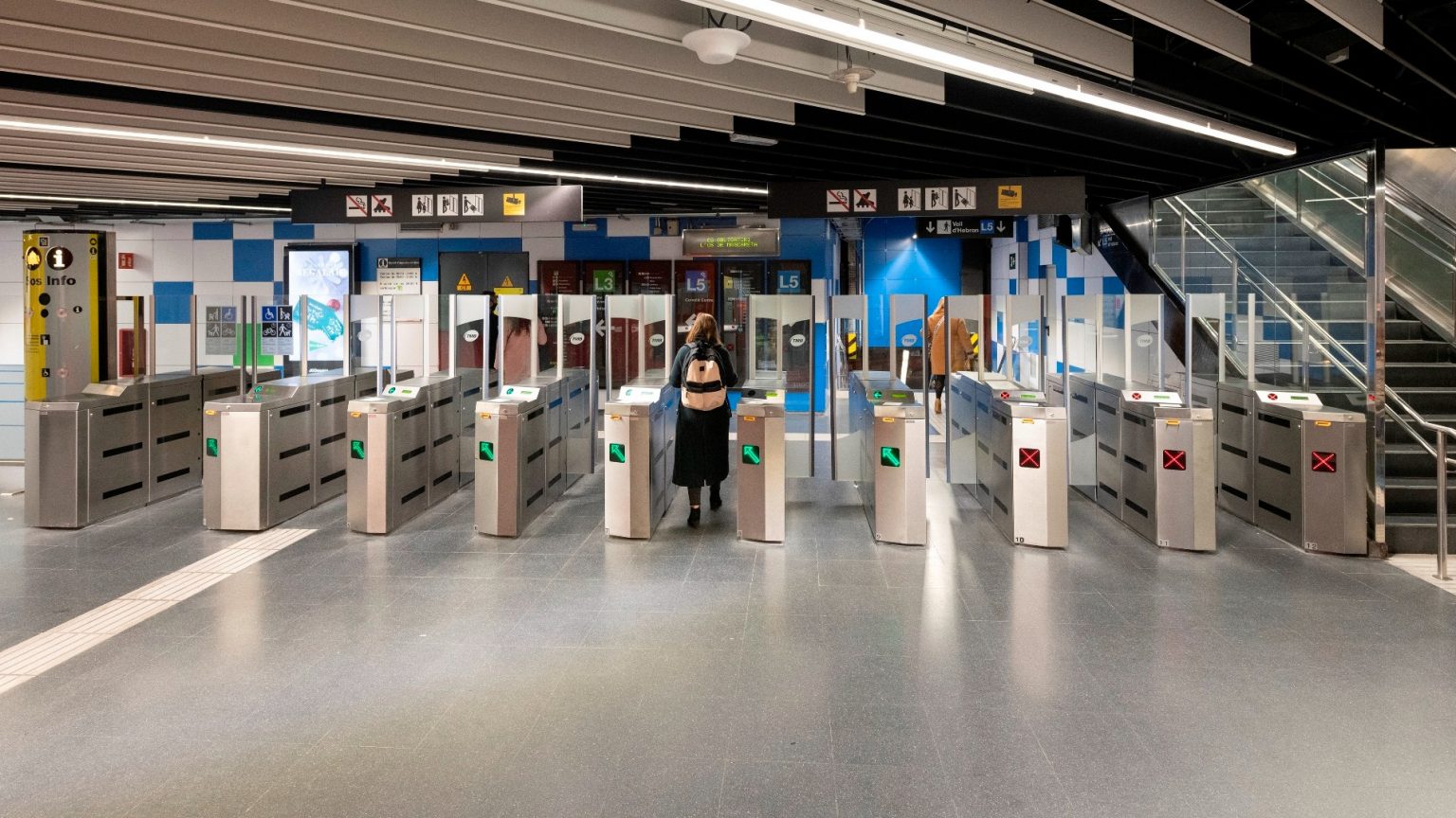 L'estació de metro de l'L5 de Sants ja estrena vestíbul renovat | betevé