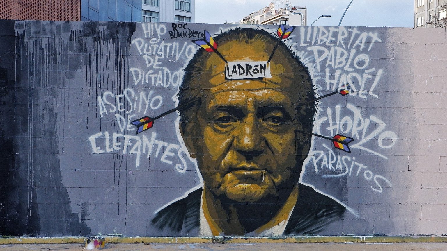 El grafiter Roc BlackBlock pinta una foto de Kim Manresa | betevé