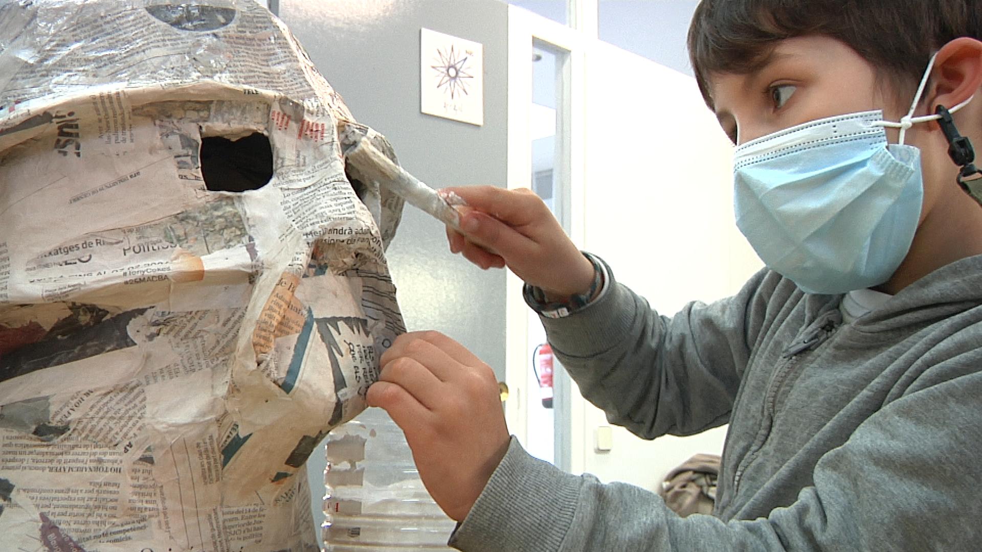 Taller infantil per construir un capgròs a Sarrià | betevé