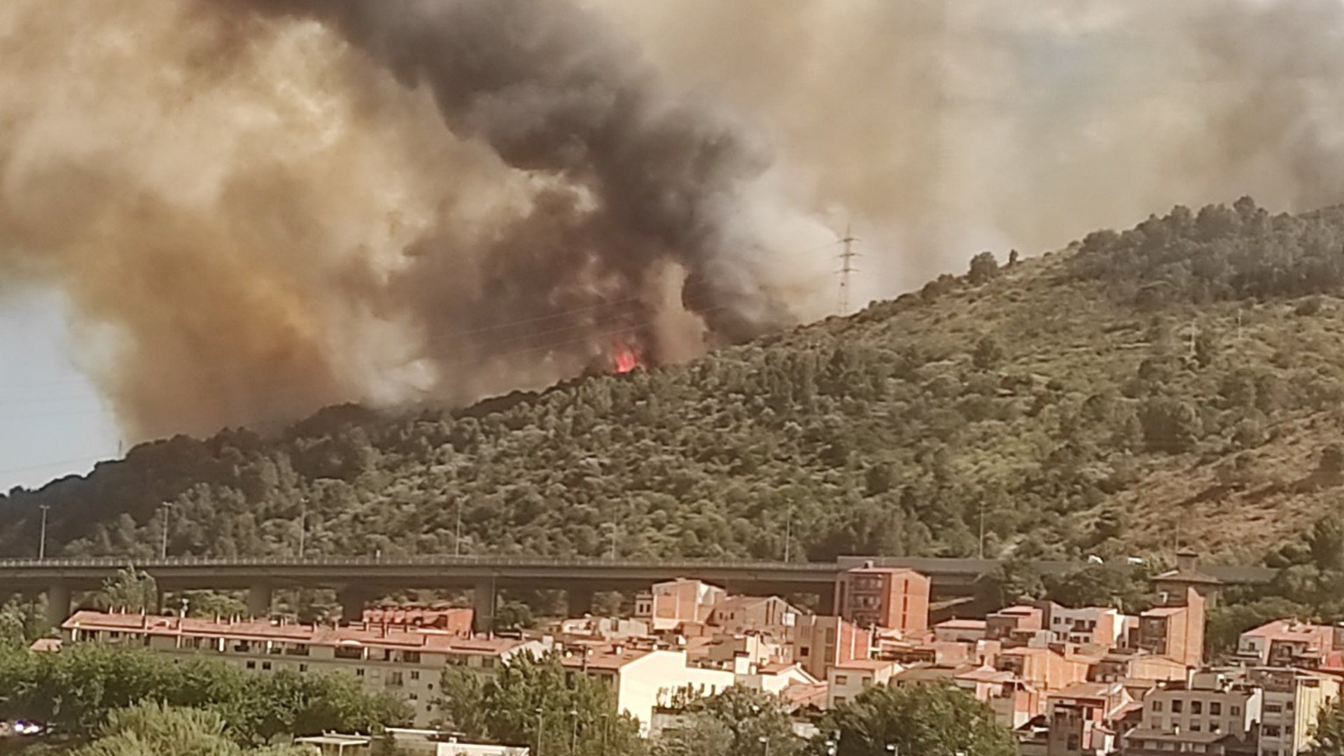 L'incendi a Martorell crea una gran columna de fum a Barcelona
