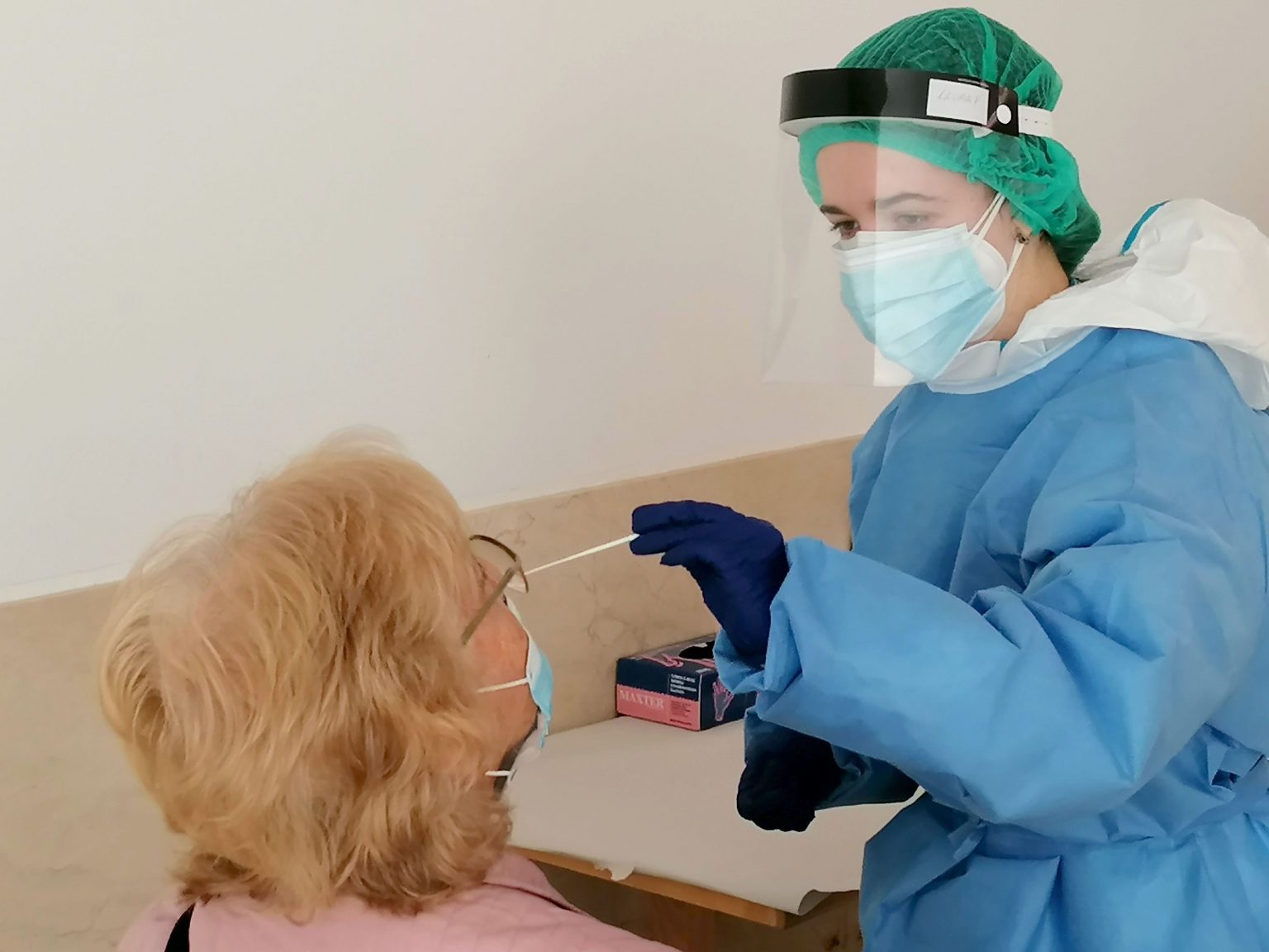 Els tests d'antígens, millor amb mostra nasal que bucal