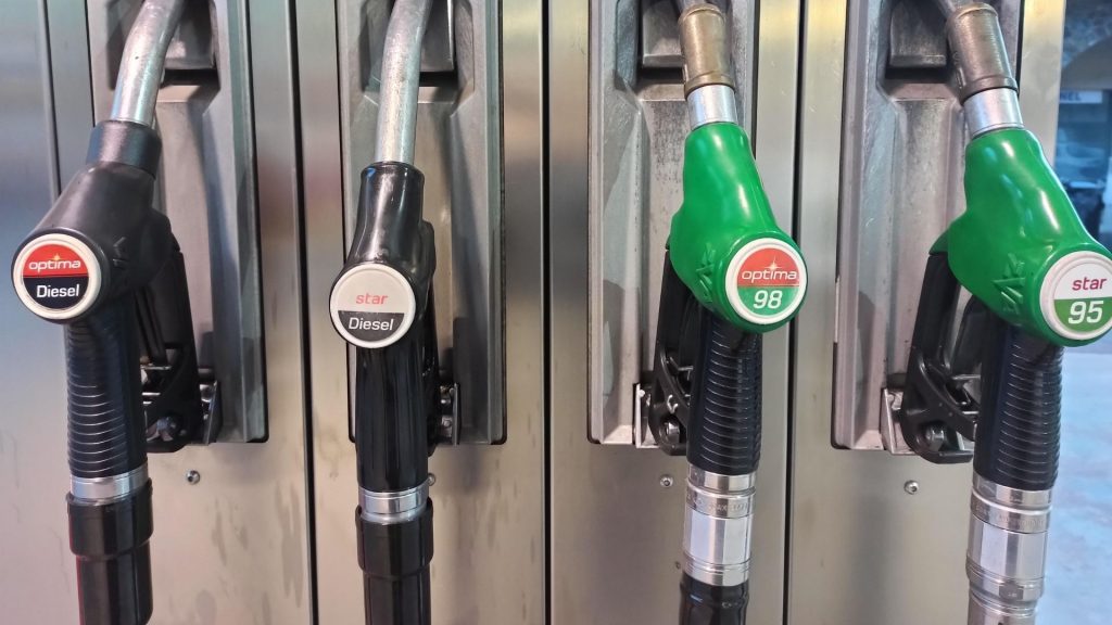 Petroli i benzina baixen al preu d'abans del conflicte a l'Iran