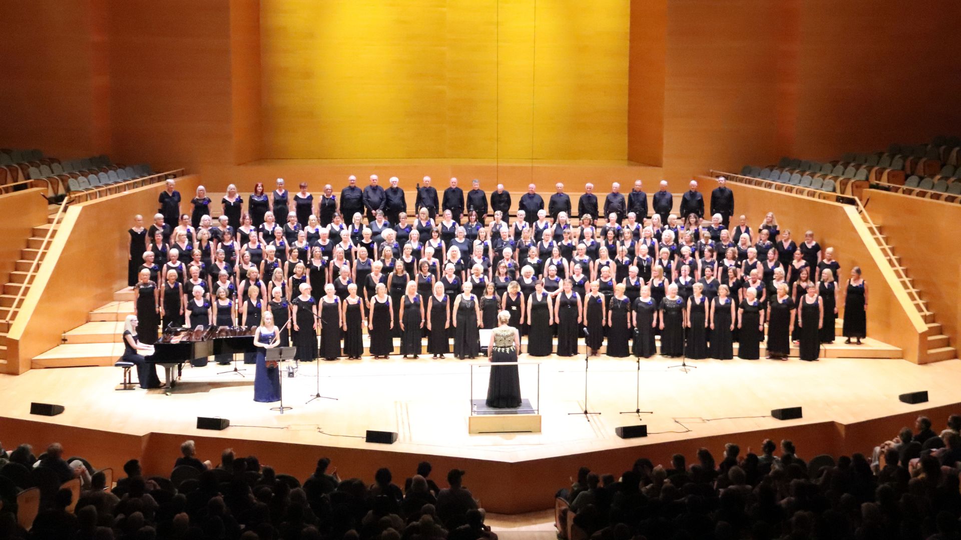 El conjunt coral Classical Chorus omple l'Auditori