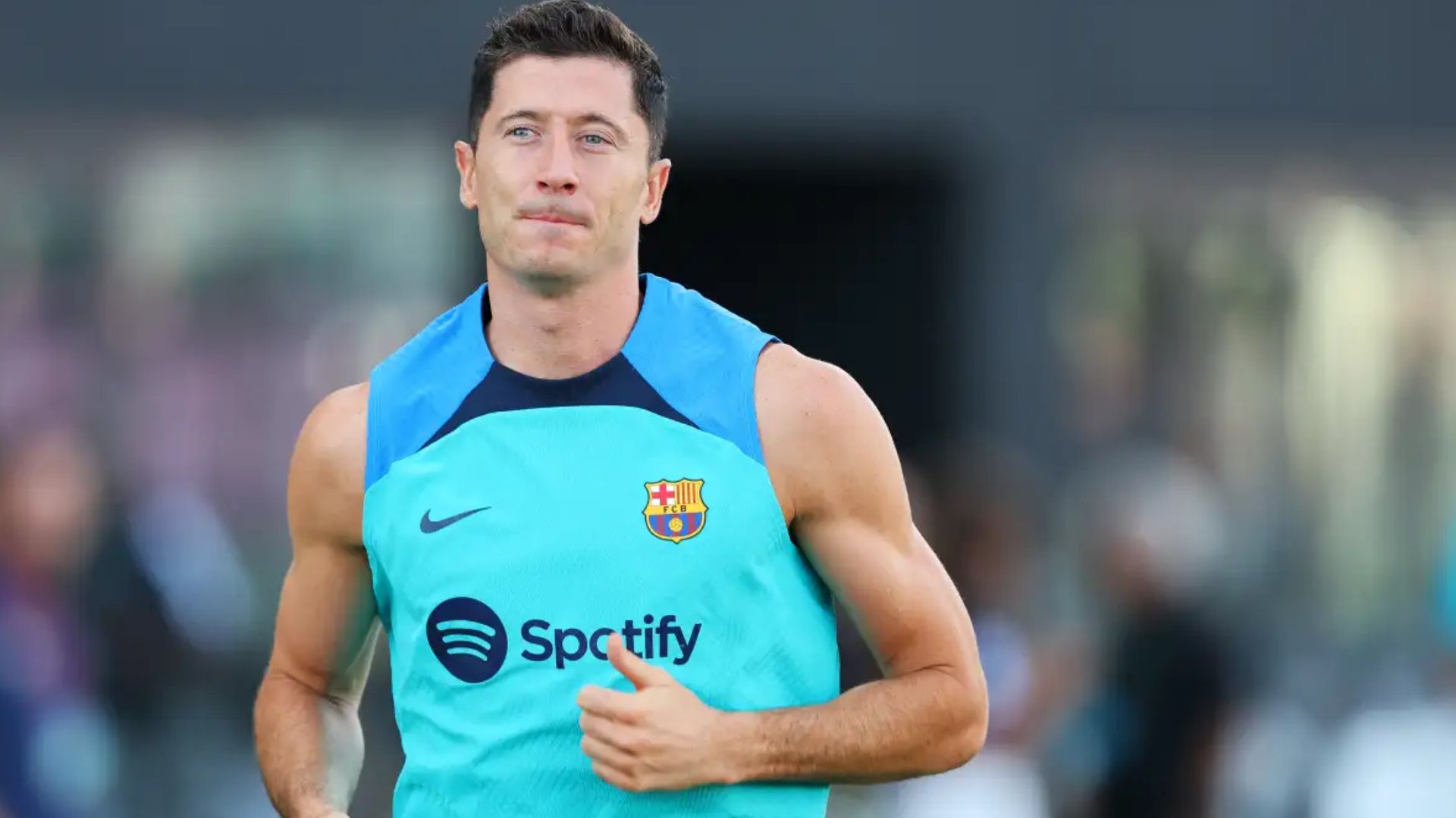 Robert Lewandowski s'entrena en el dia de festa