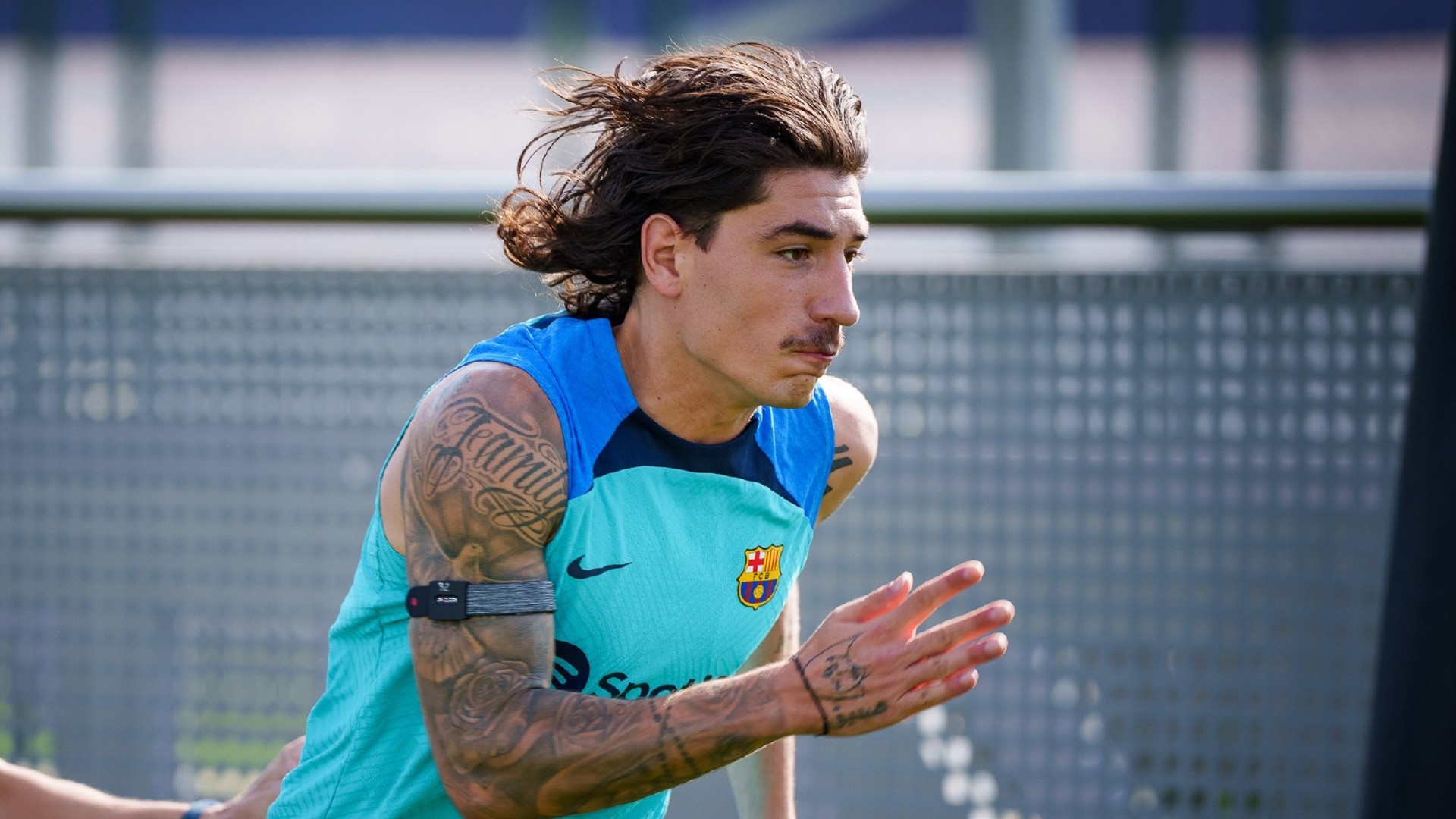 Héctor Bellerín es retira de l'entrenament del Barça