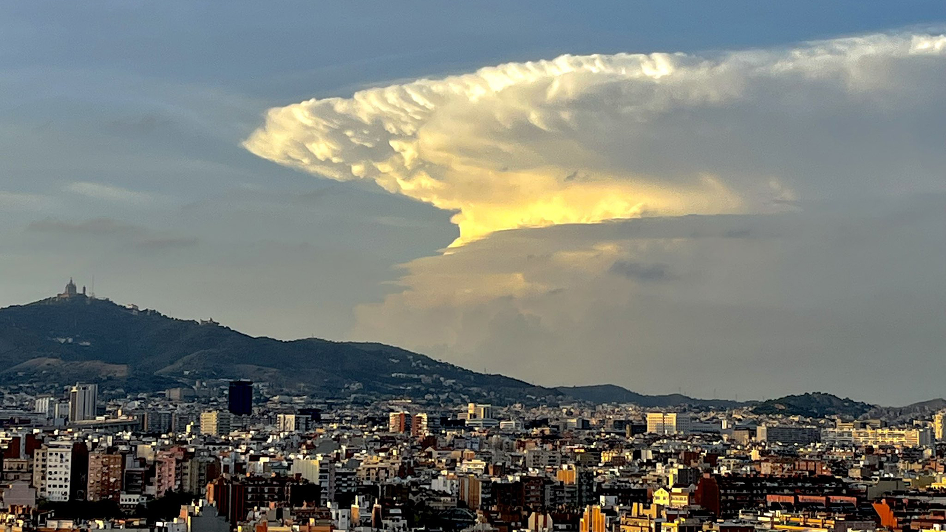 Un gran cumulonimbus, visible des de Barcelona i Catalunya