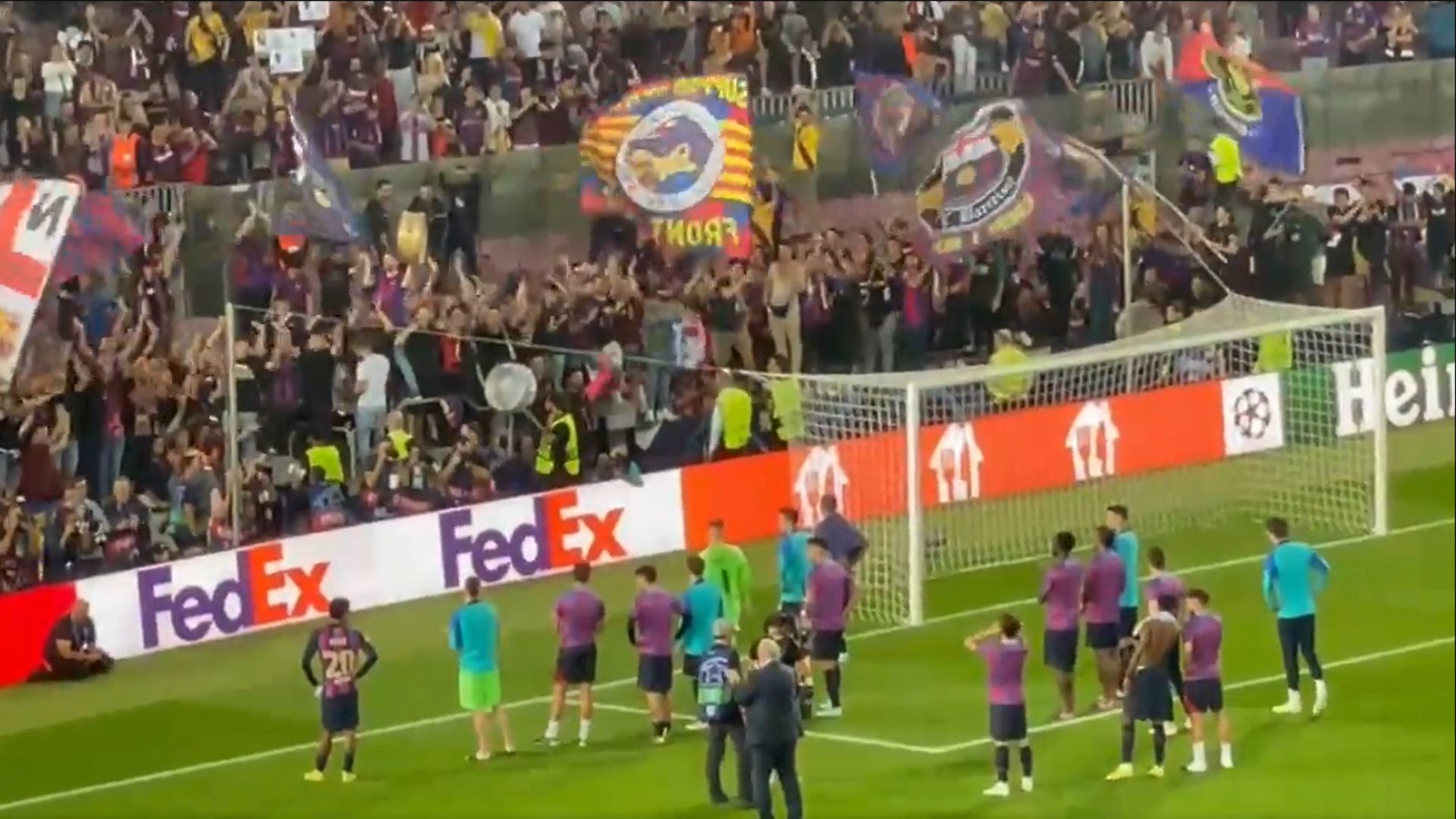 Imatge inèdita entre jugadors i afició del Barça | VÍDEO
