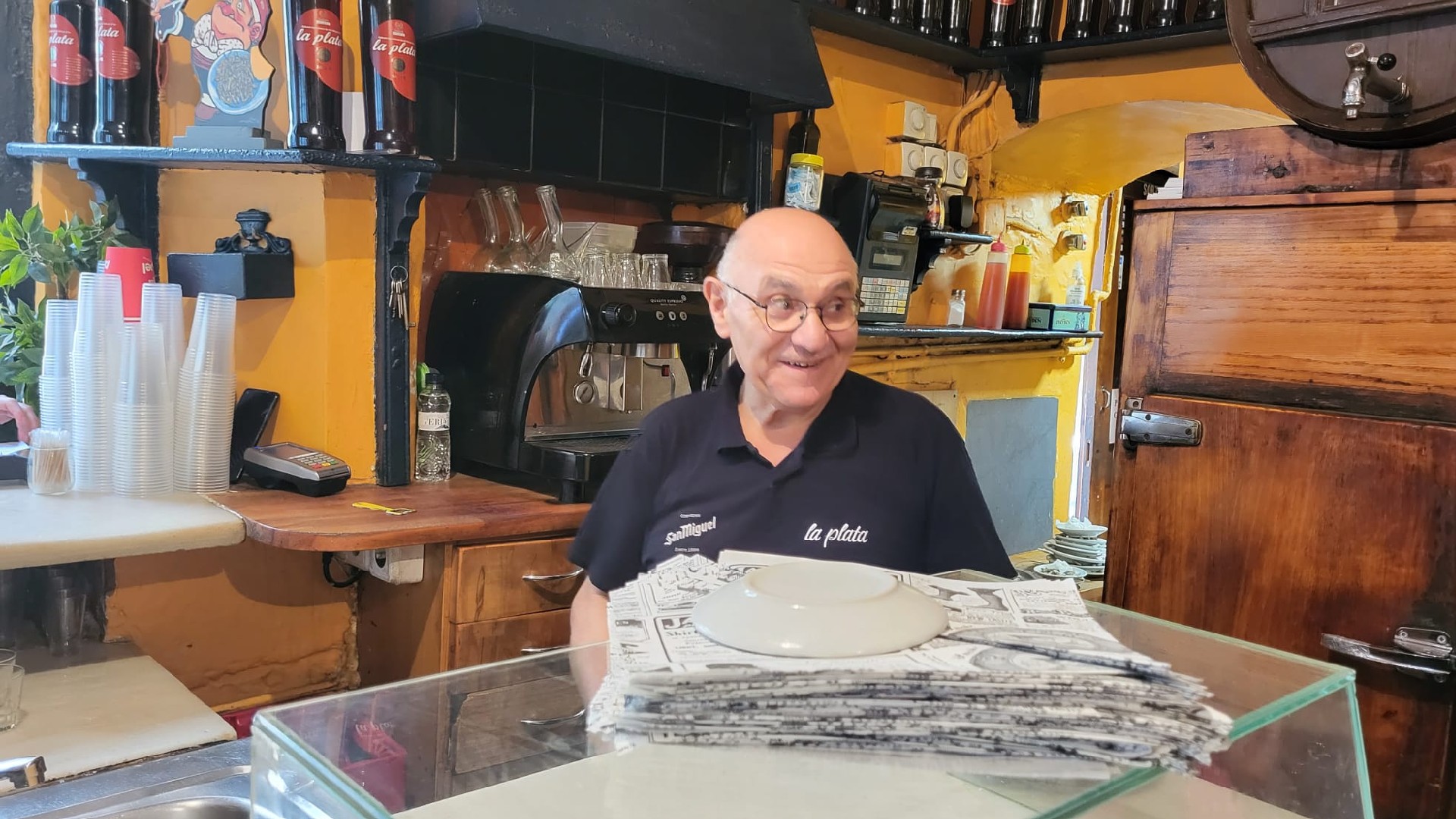 En Pepe Gómez, 50 anys al darrere el taulell del bar La Plata