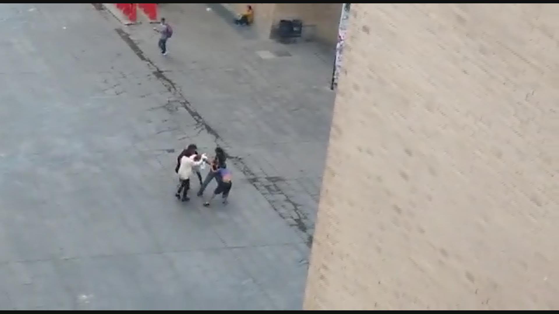 Baralla a plena llum del dia a la plaça dels Àngels | VÍDEO
