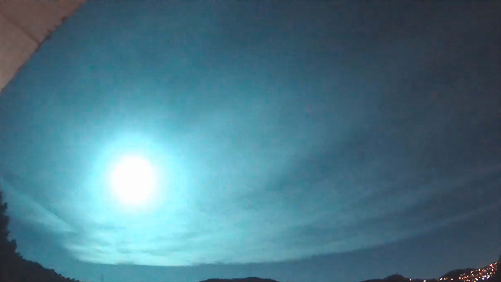 Un bòlid il·lumina el cel nocturn de Catalunya