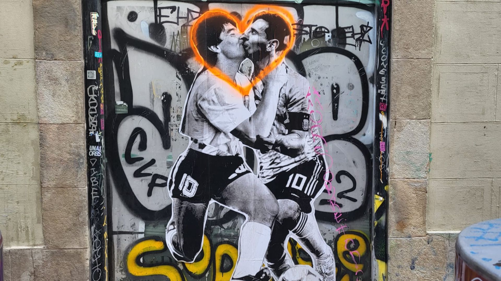 Leo Messi i Maradona fent-se un petó, el nou mural en ple Raval