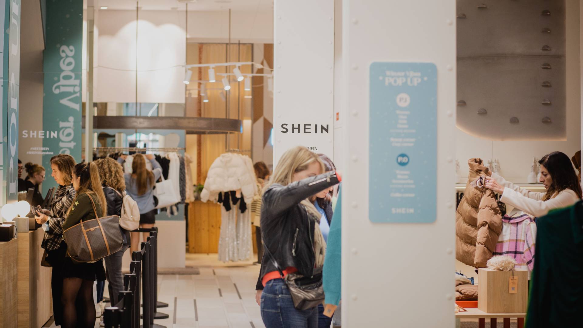 Agafar tanda per entrar a la nova botiga de Shein a Barcelona