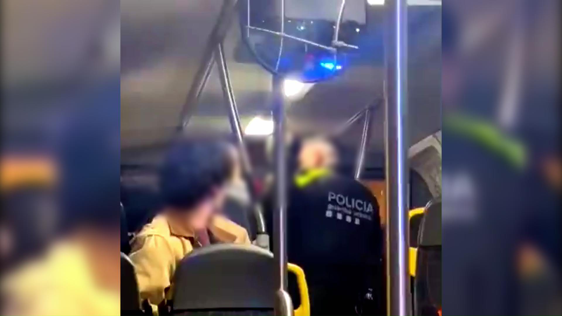 Tensió en un bus per una actuació de la Urbana | VÍDEO