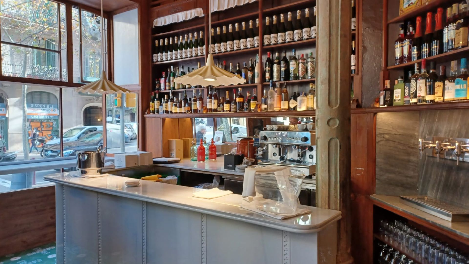 Queviures Múrria reobre convertit en una xarcuteria restaurant