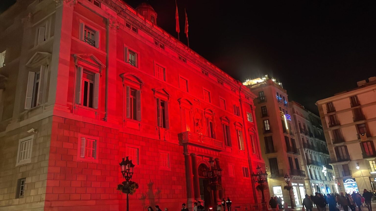 Barcelona, de vermell per commemorar el Dia Mundial de la Sida
