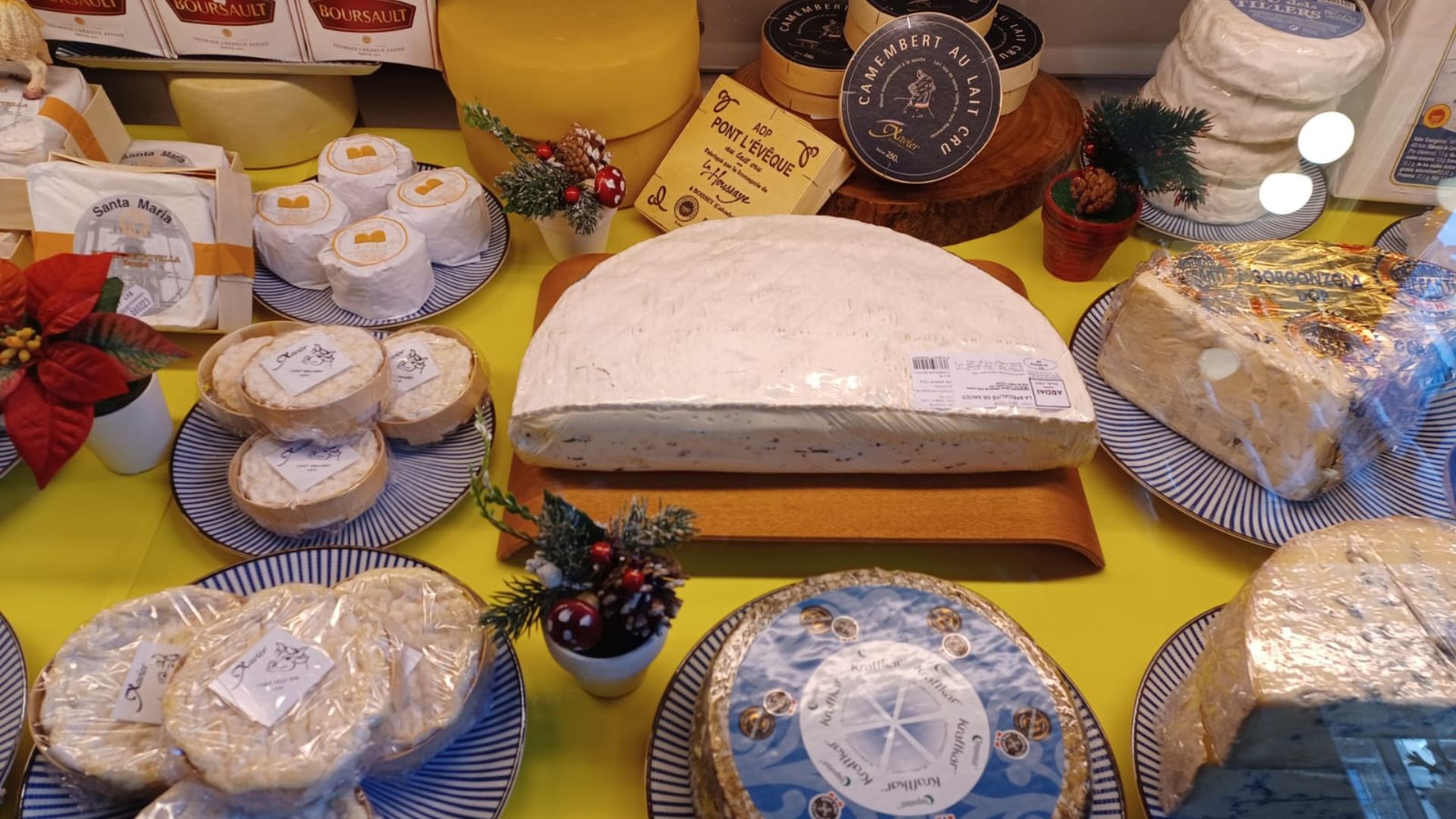 Queviures Múrria reobre convertit en una xarcuteria restaurant