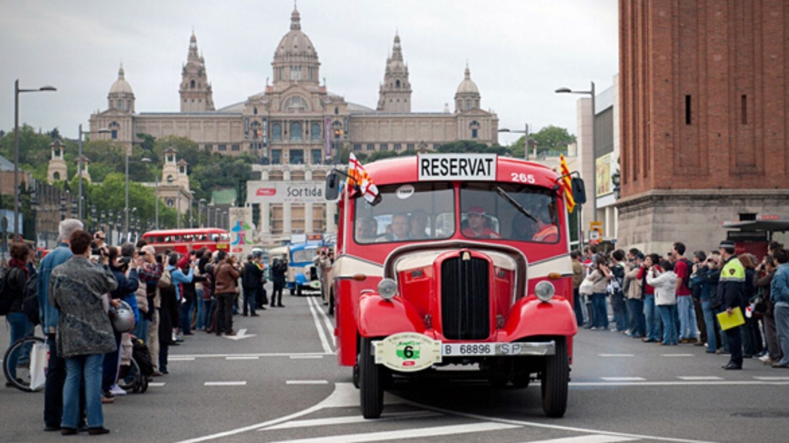 3 busos històrics de TMB a la Cavalcada de Reis Barcelona 2024