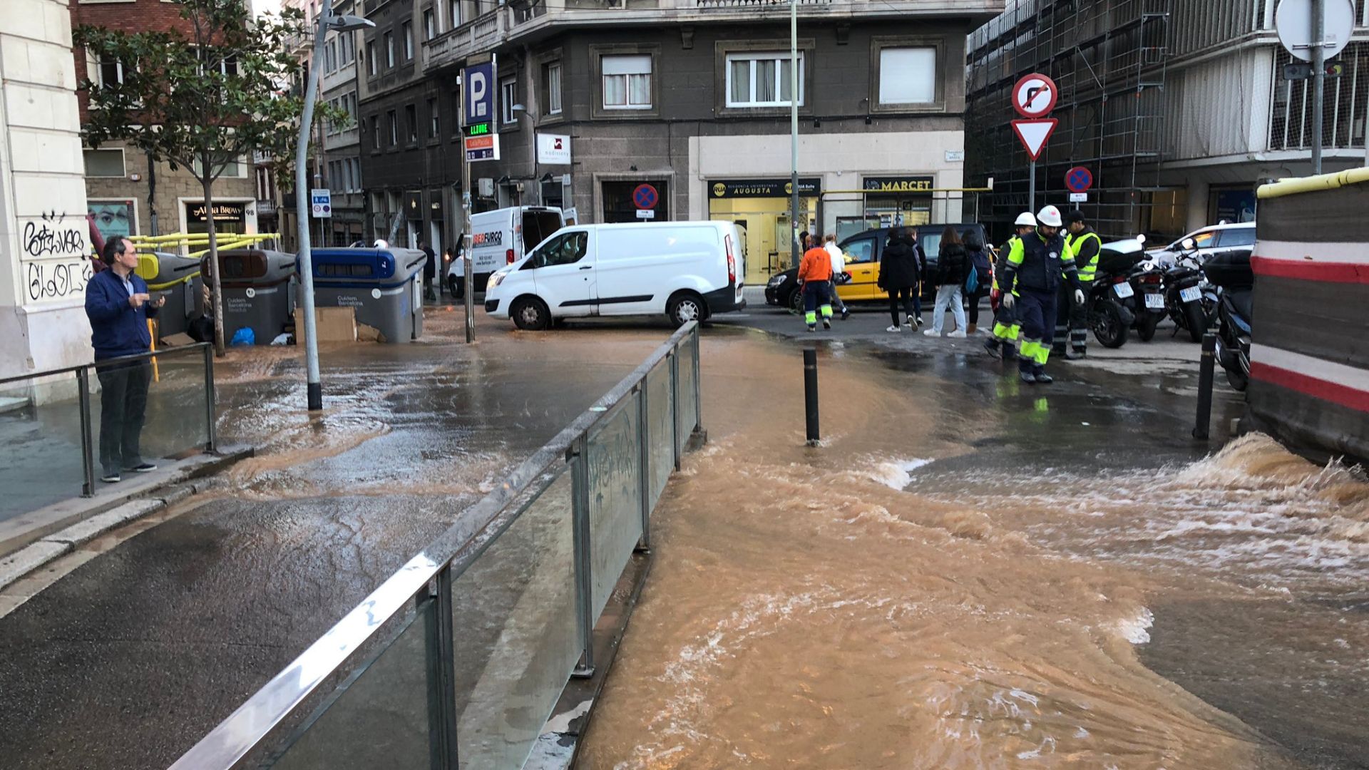 Una fuita d'aigua inunda la plaça de Gal·la Placídia