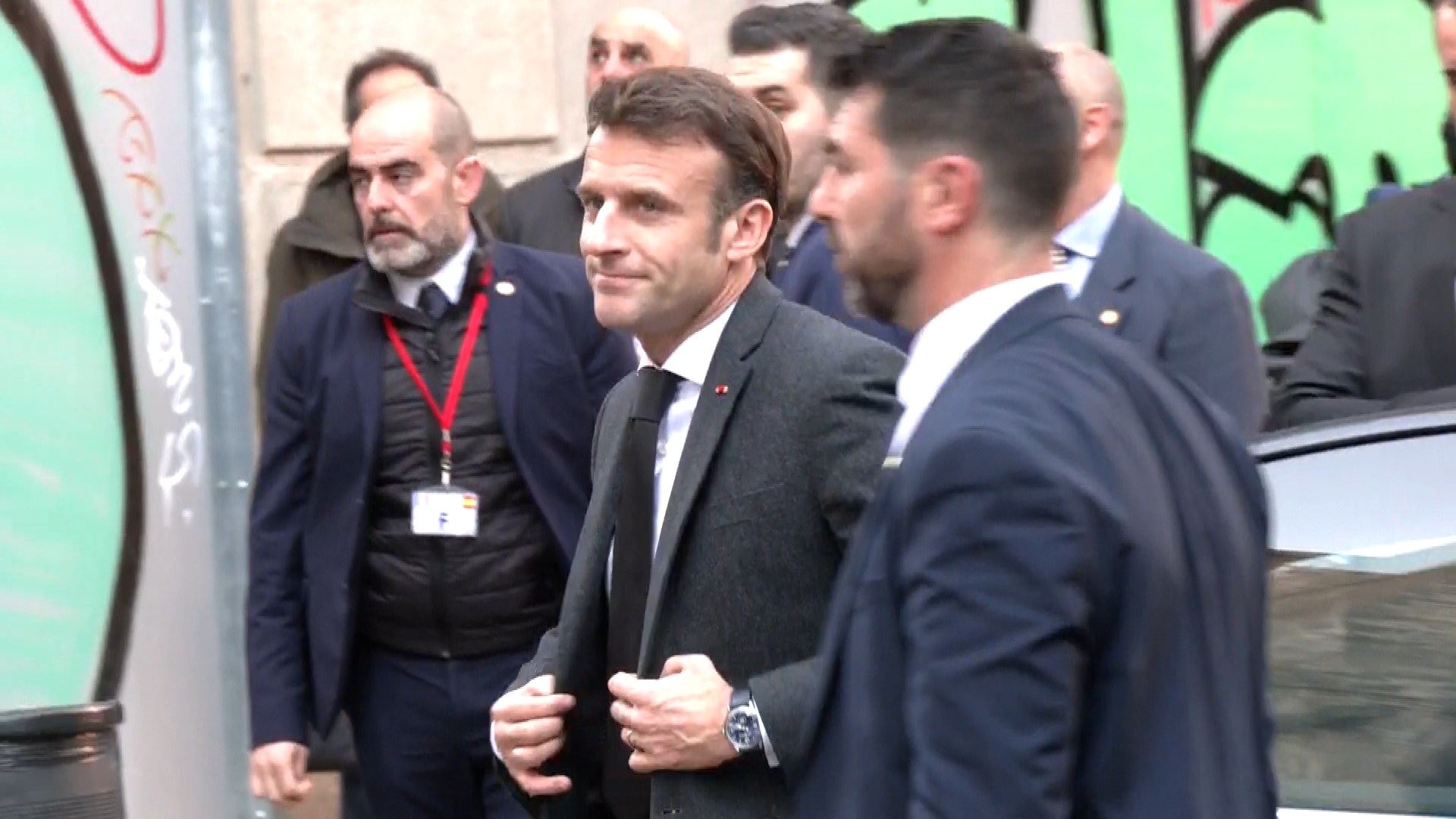 Xiulada a Emmanuel Macron i Pedro Sánchez al Museu Picasso