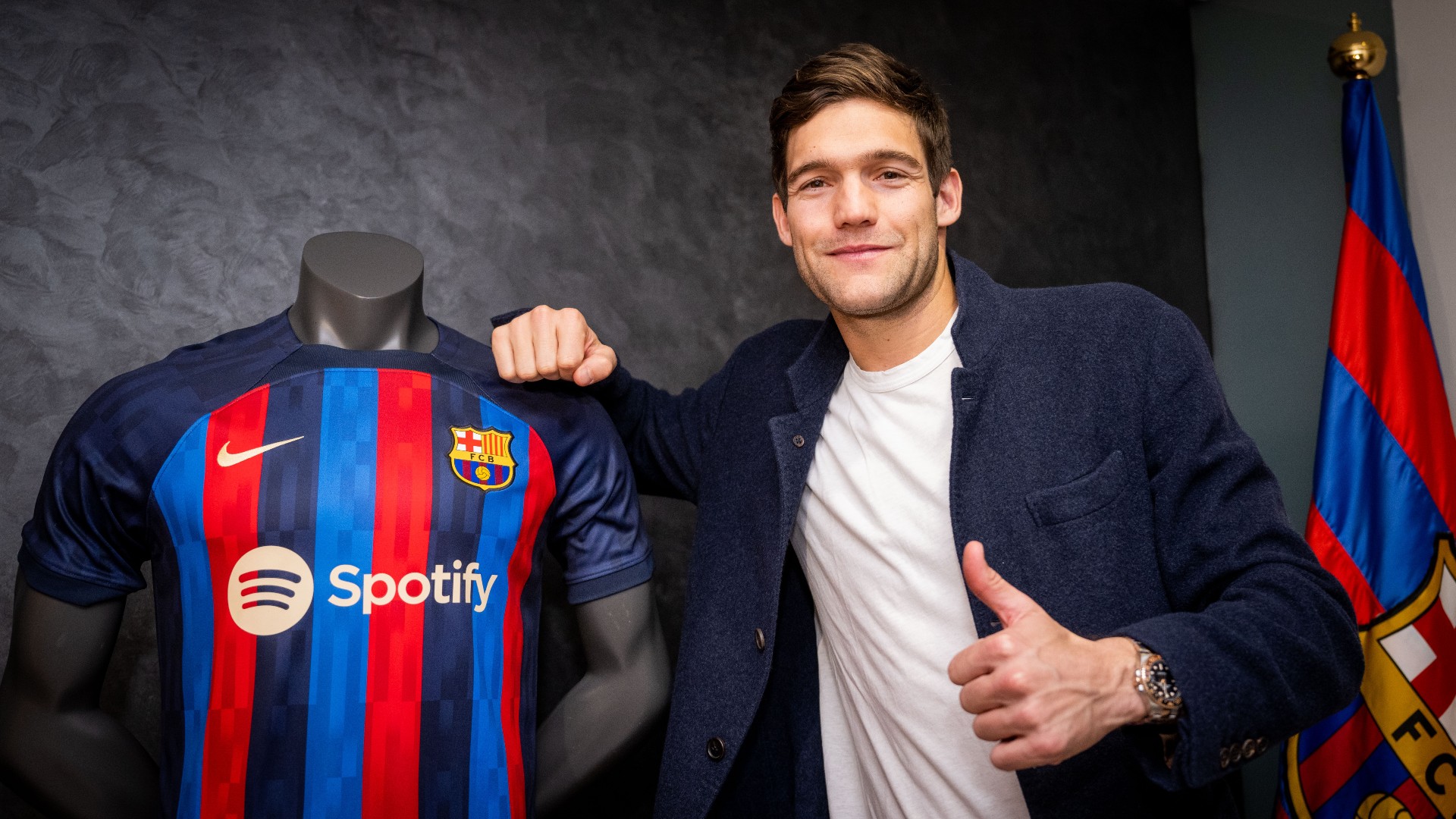 Marcos Alonso renova amb el Barça per a una temporada