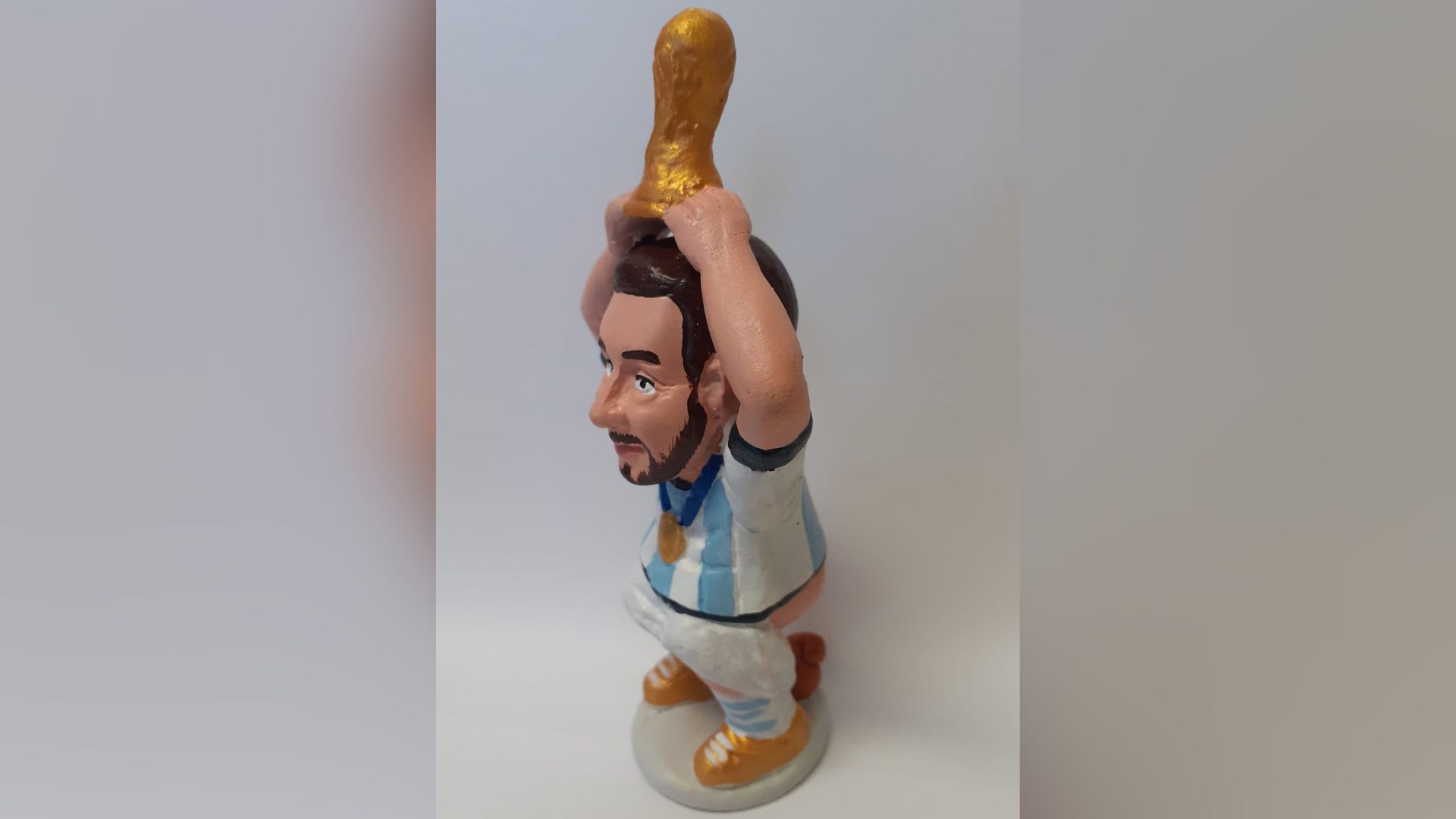 Creada la figura de Messi caganer aixecant la Copa del Mundial
