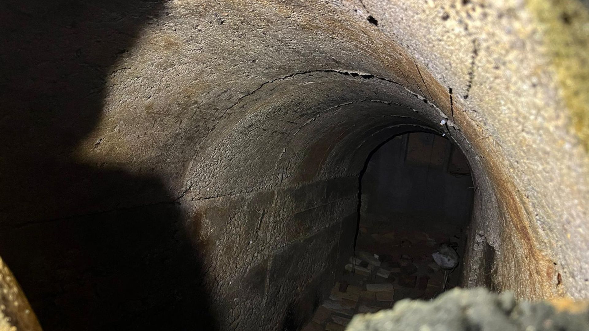 Al descobert un refugi antiaeri inèdit al carrer de Piquer