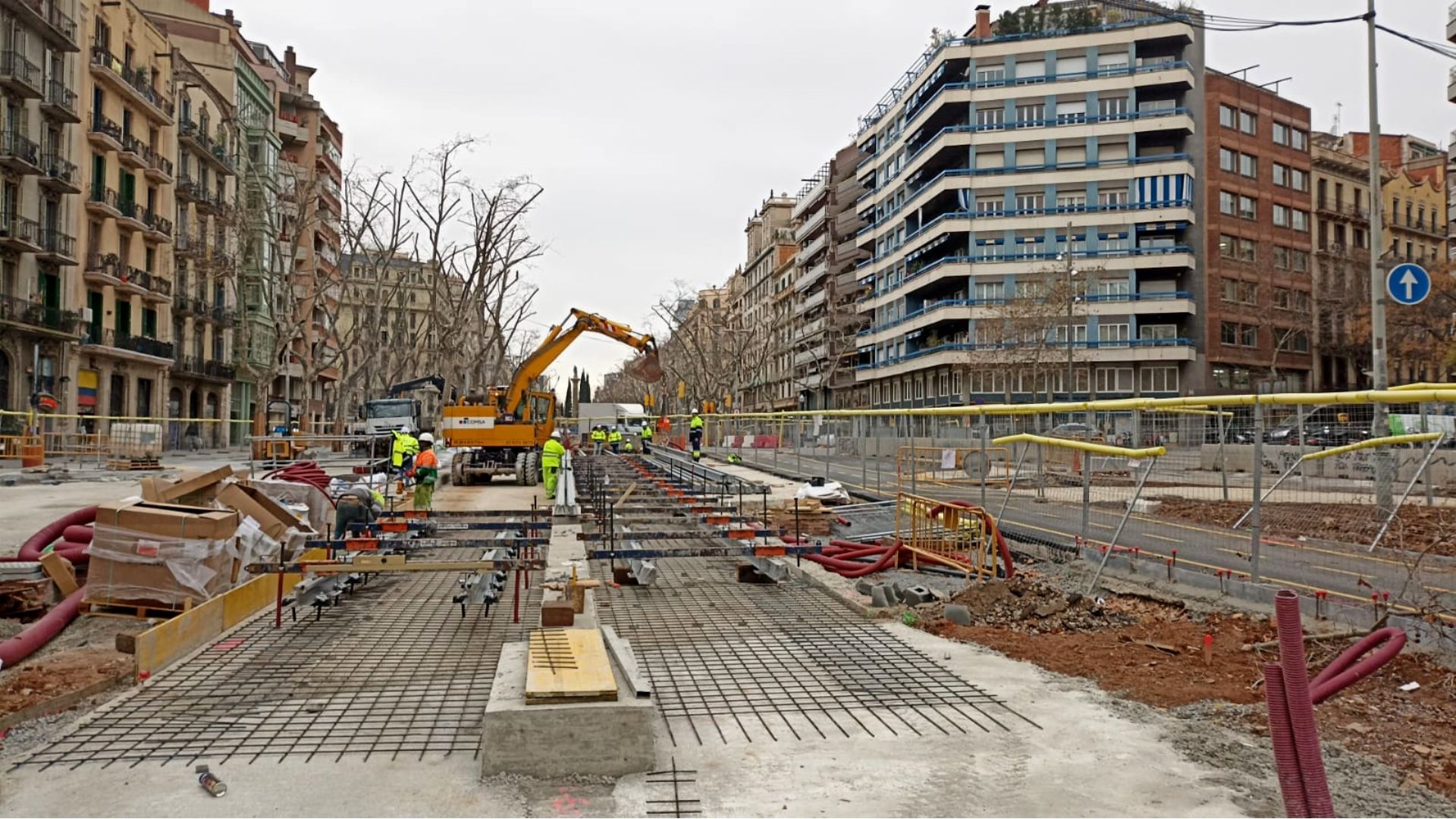 Primers treballs per instal·lar les vies del tramvia de la Diagonal