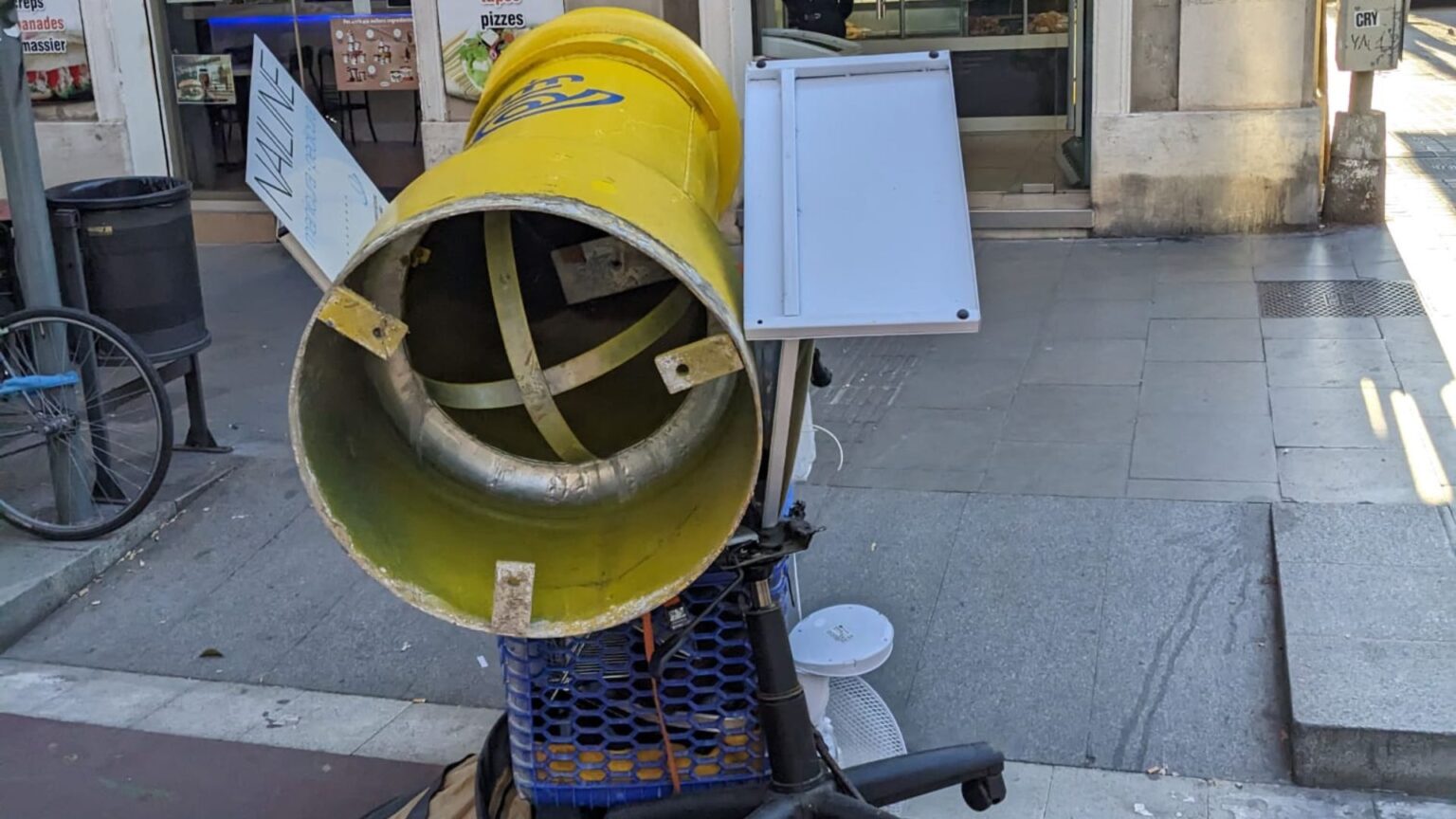 Roba una bústia de Correus a les Corts i és detingut