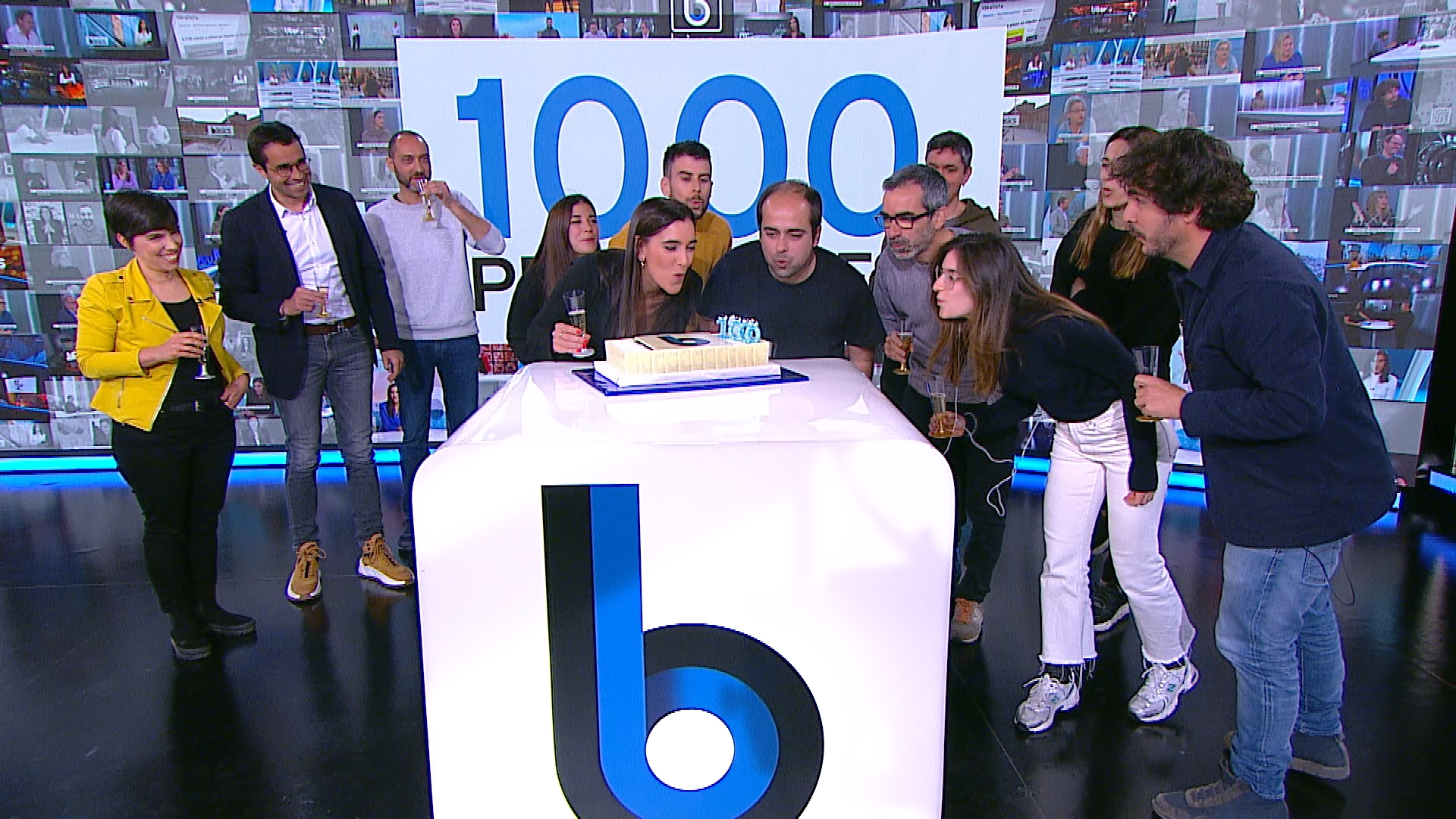 La sorpresa final de tot l'equip a l'Eva Arderius a final del programa 1000 de 'bàsics'