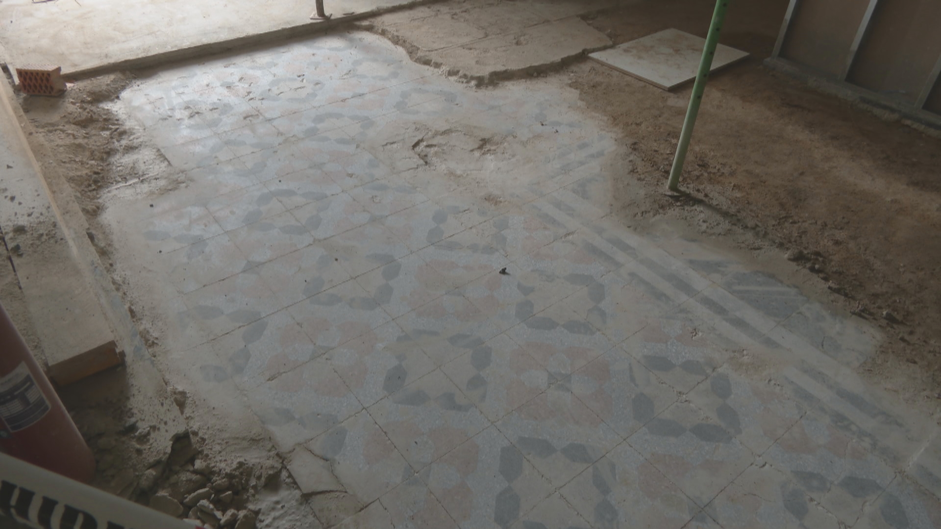 Les obres de Can Rosés destapen paviments hidràulics del 1900