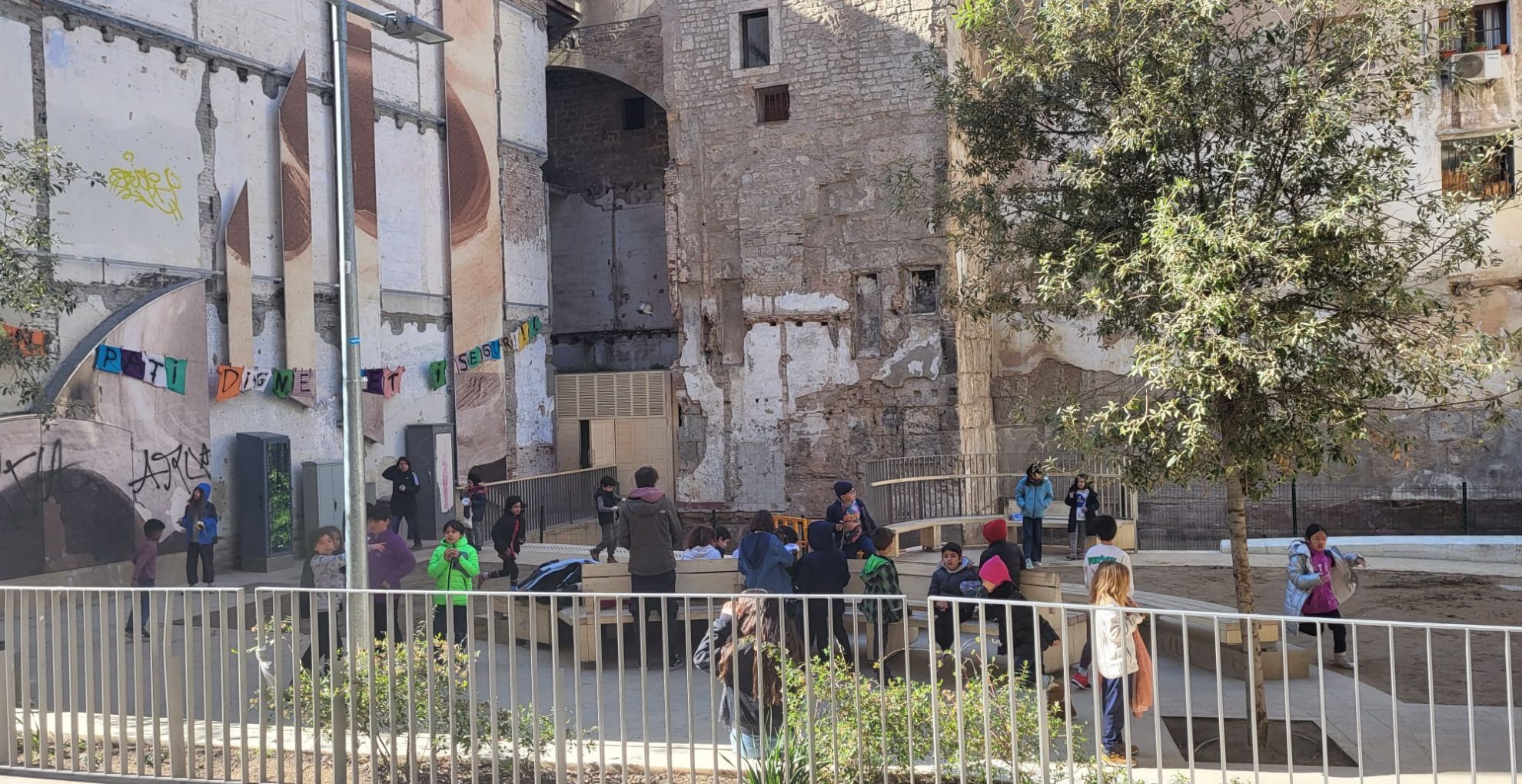 L'Àngel Baixeras espera tanques al carrer del Sotstinent Navarro