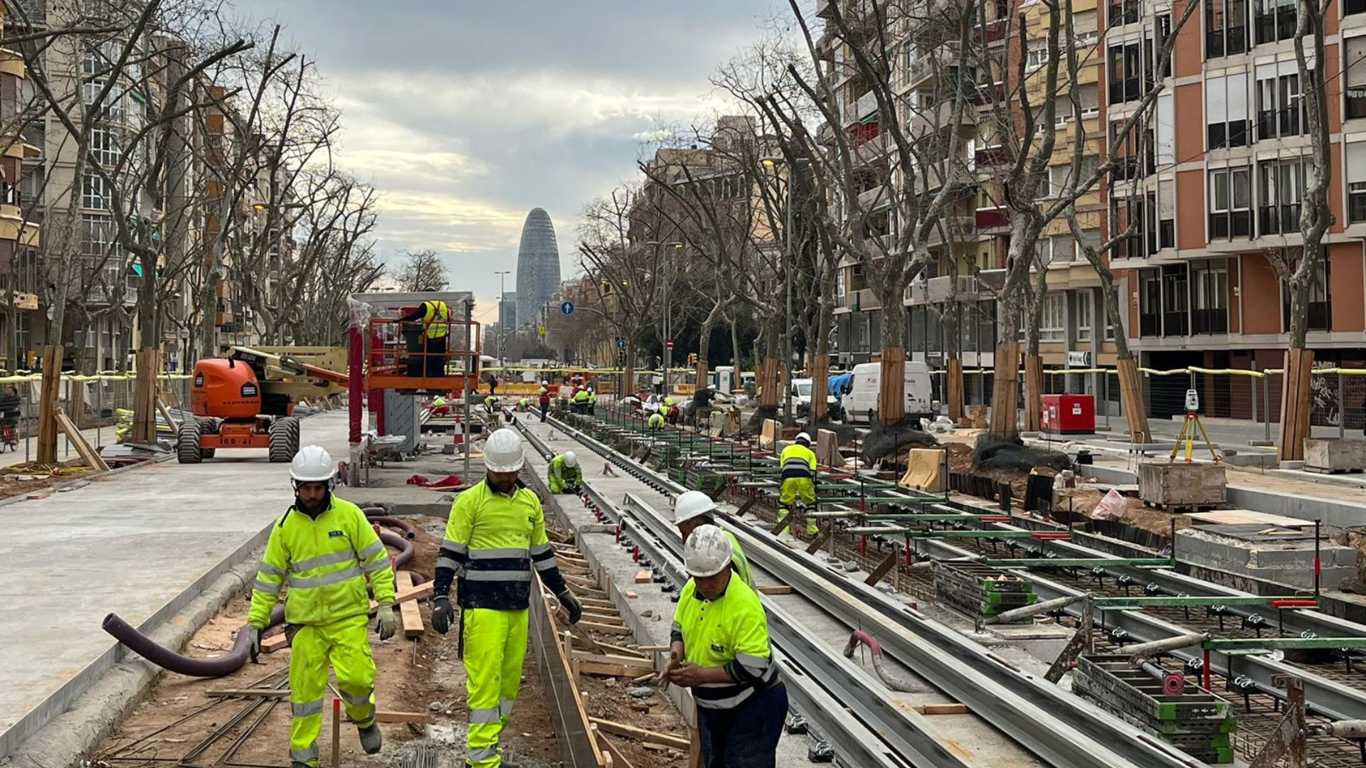 Ja és visible la parada de Sicília del tramvia per la Diagonal