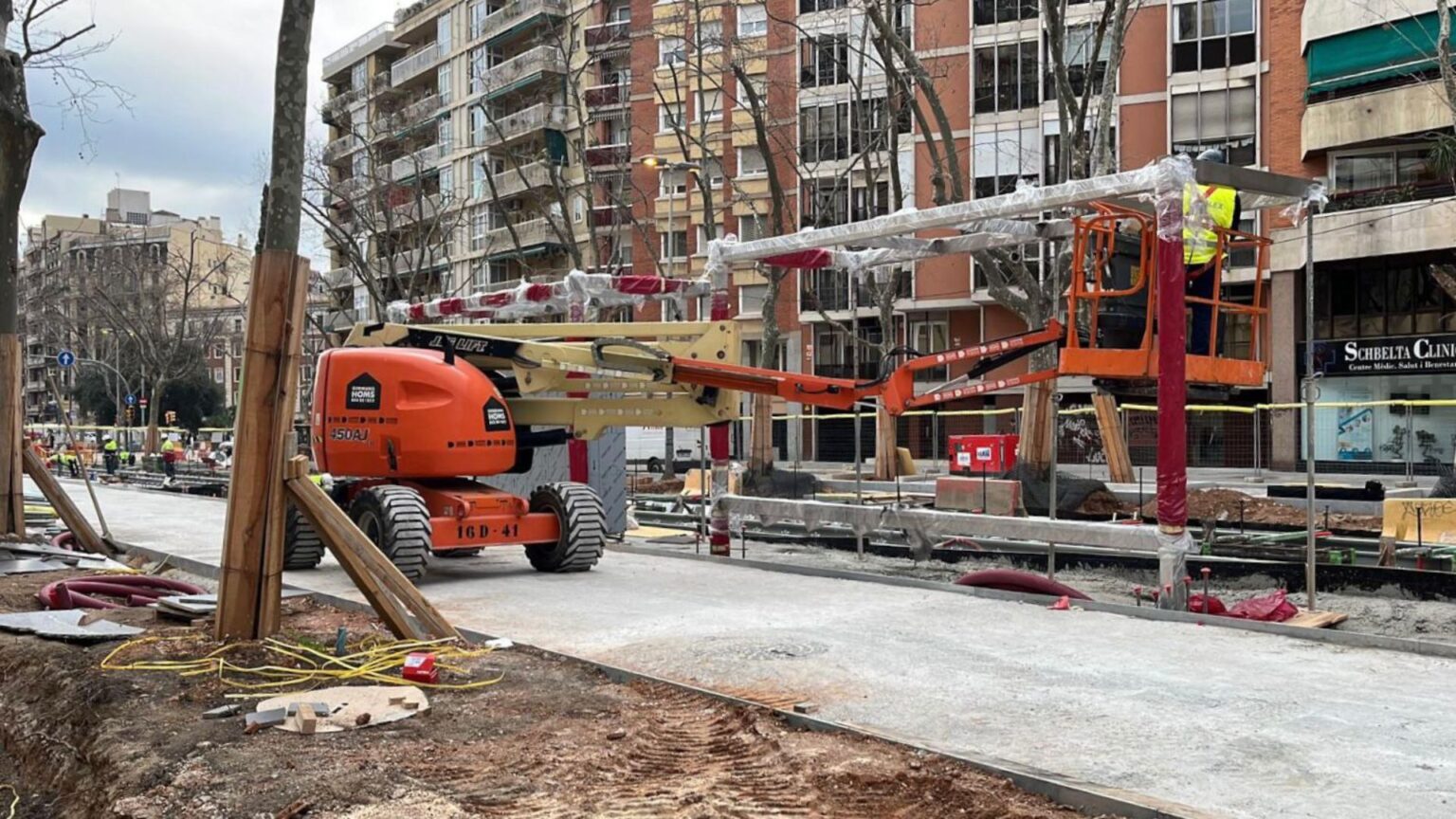 Ja és visible la parada de Sicília del tramvia per la Diagonal
