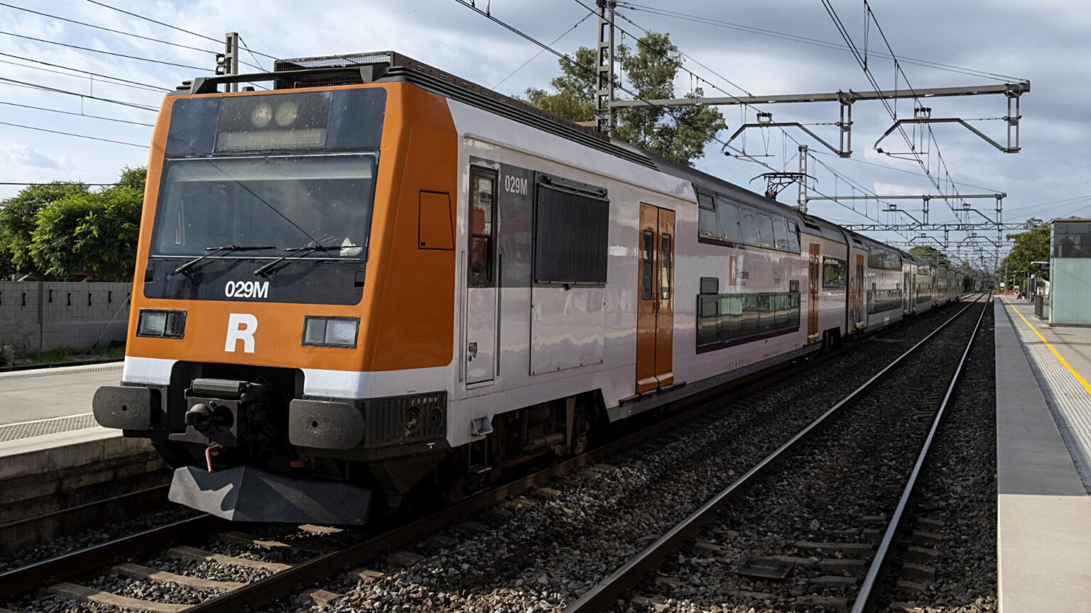 Retards a l'R4 i l'R3 per un robatori de cable