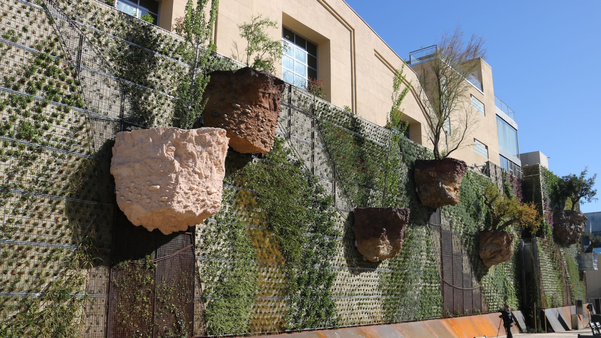 Barcelona ja té el primer bosc vertical amb arbres en suspensió