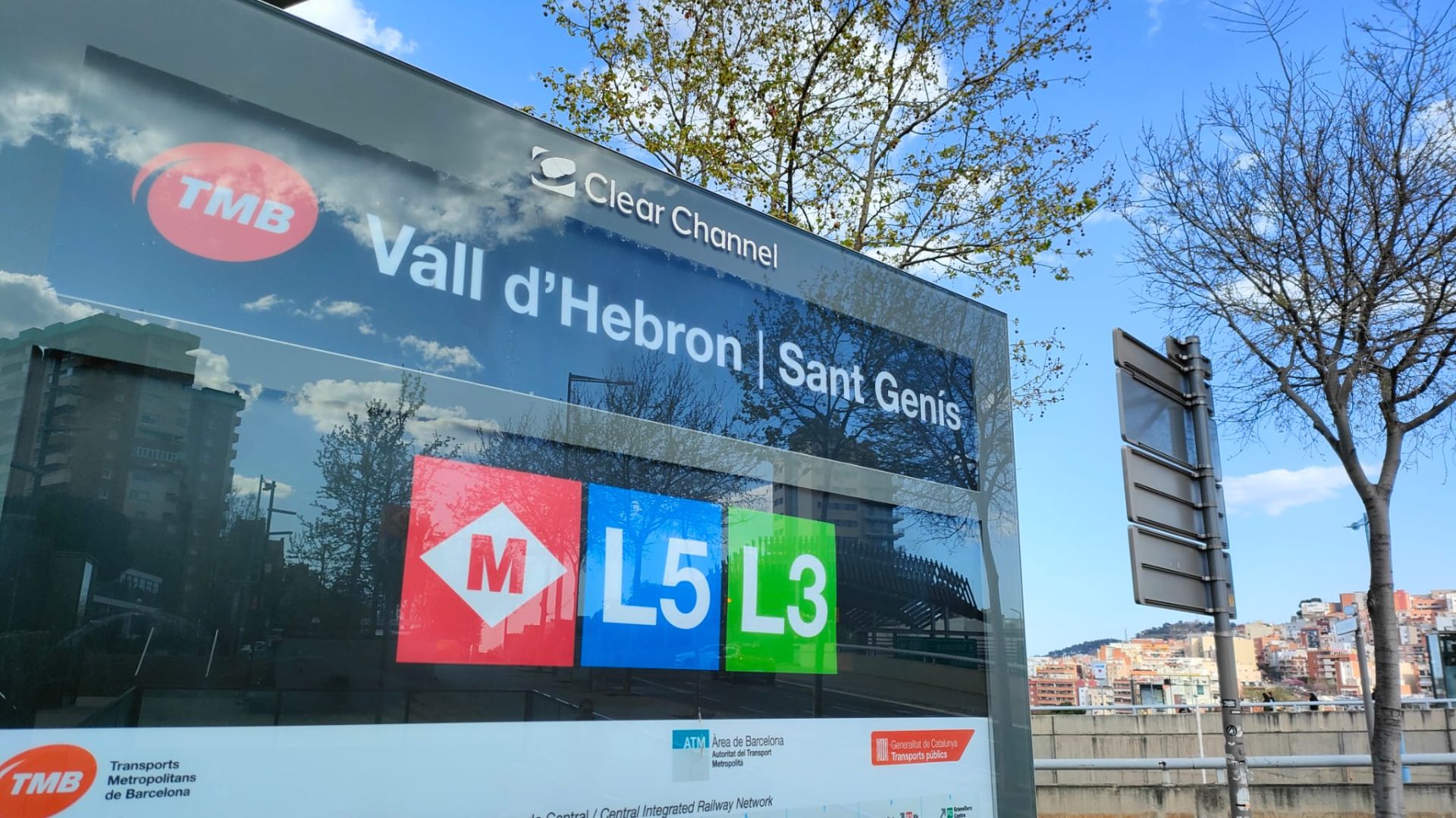 Veïns celebren el canvi de nom de l'estació Vall d'Hebron