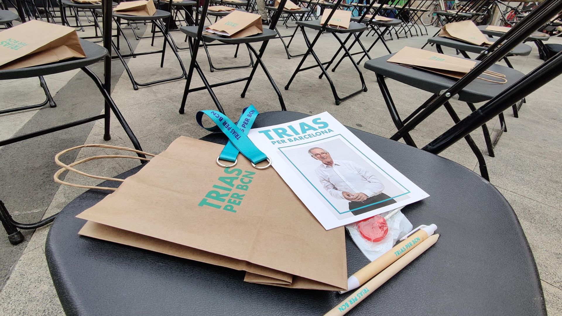 El lot de Trias als mítings: piruleta, boli i programa