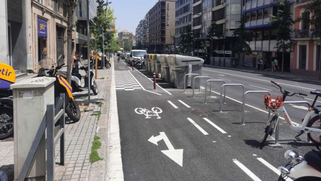 Un estudi avaluarà el funcionament del carril bici de via Augusta