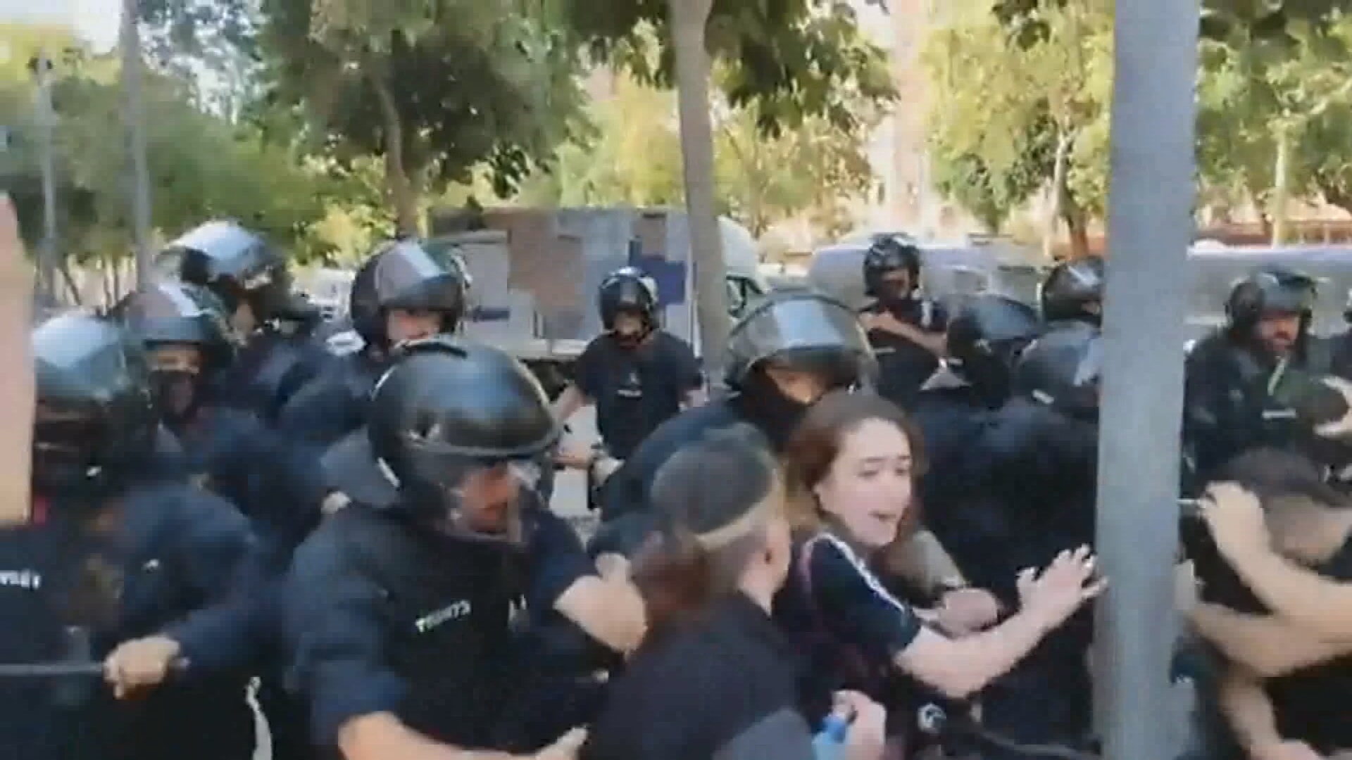 Tensió en el desnonament d'una dona i els fills | VÍDEO