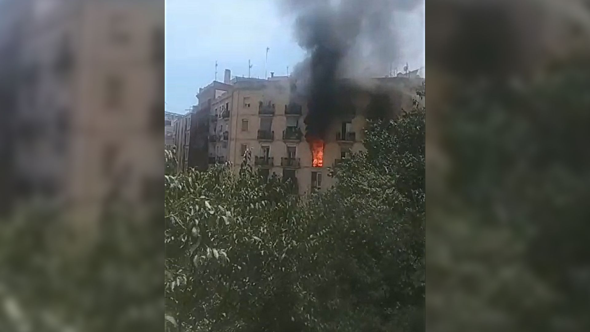 Incendi al Raval: les flames surten per la finestra | VÍDEO