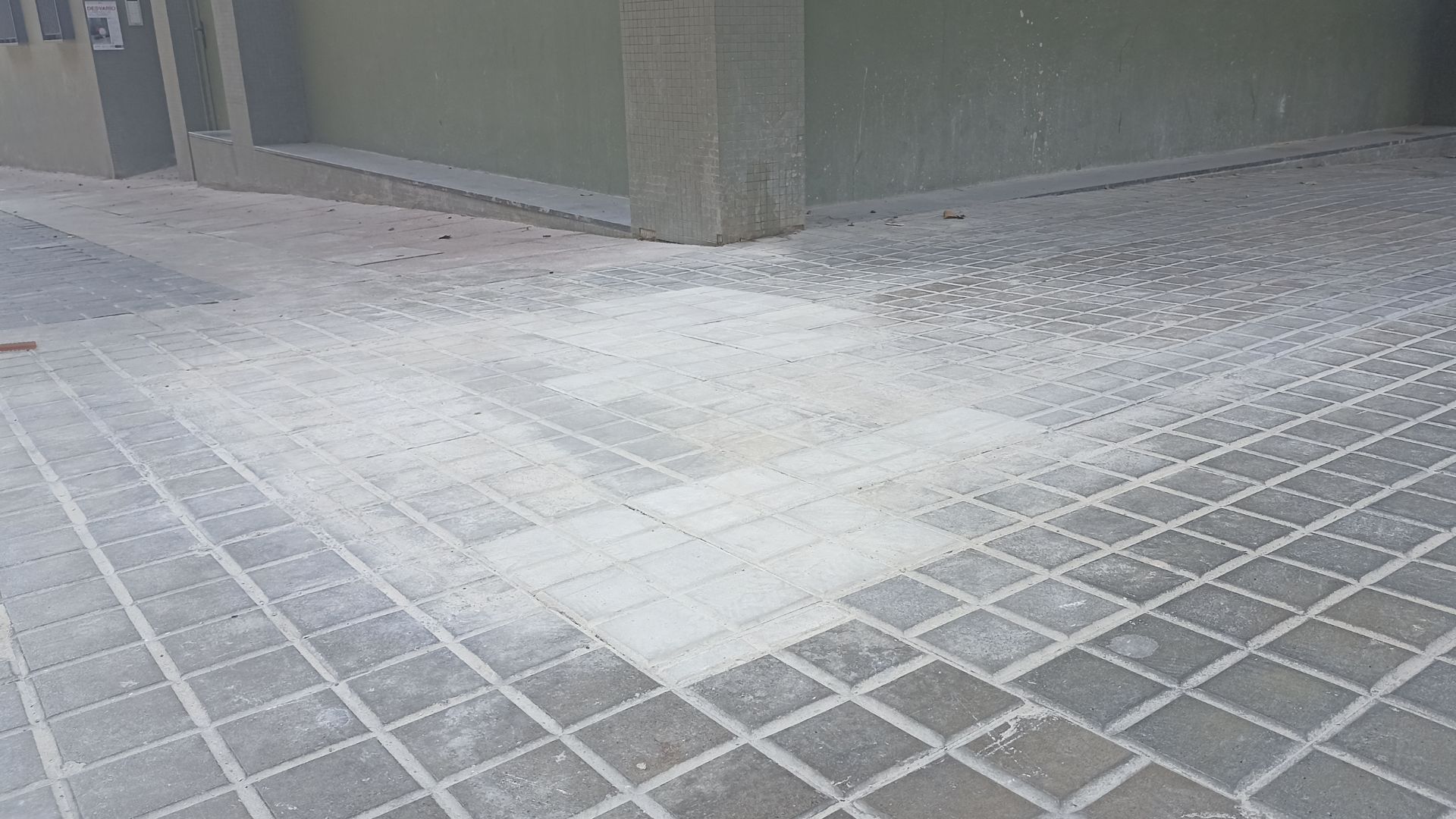 Retirat el quadre elèctric enmig del pas a la Prosperitat