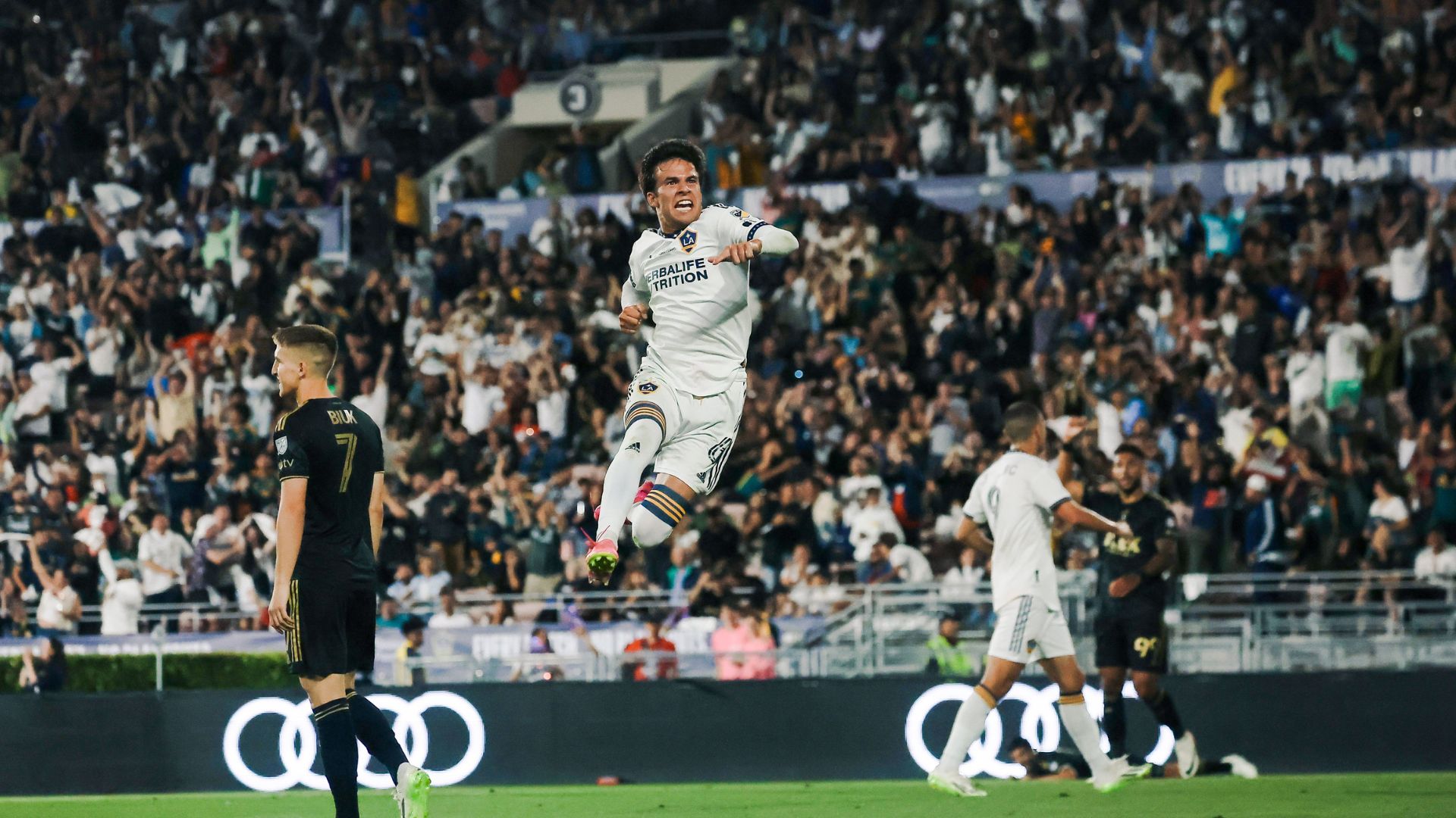 Riqui Puig brilla amb un gol en un partit històric a la MLS