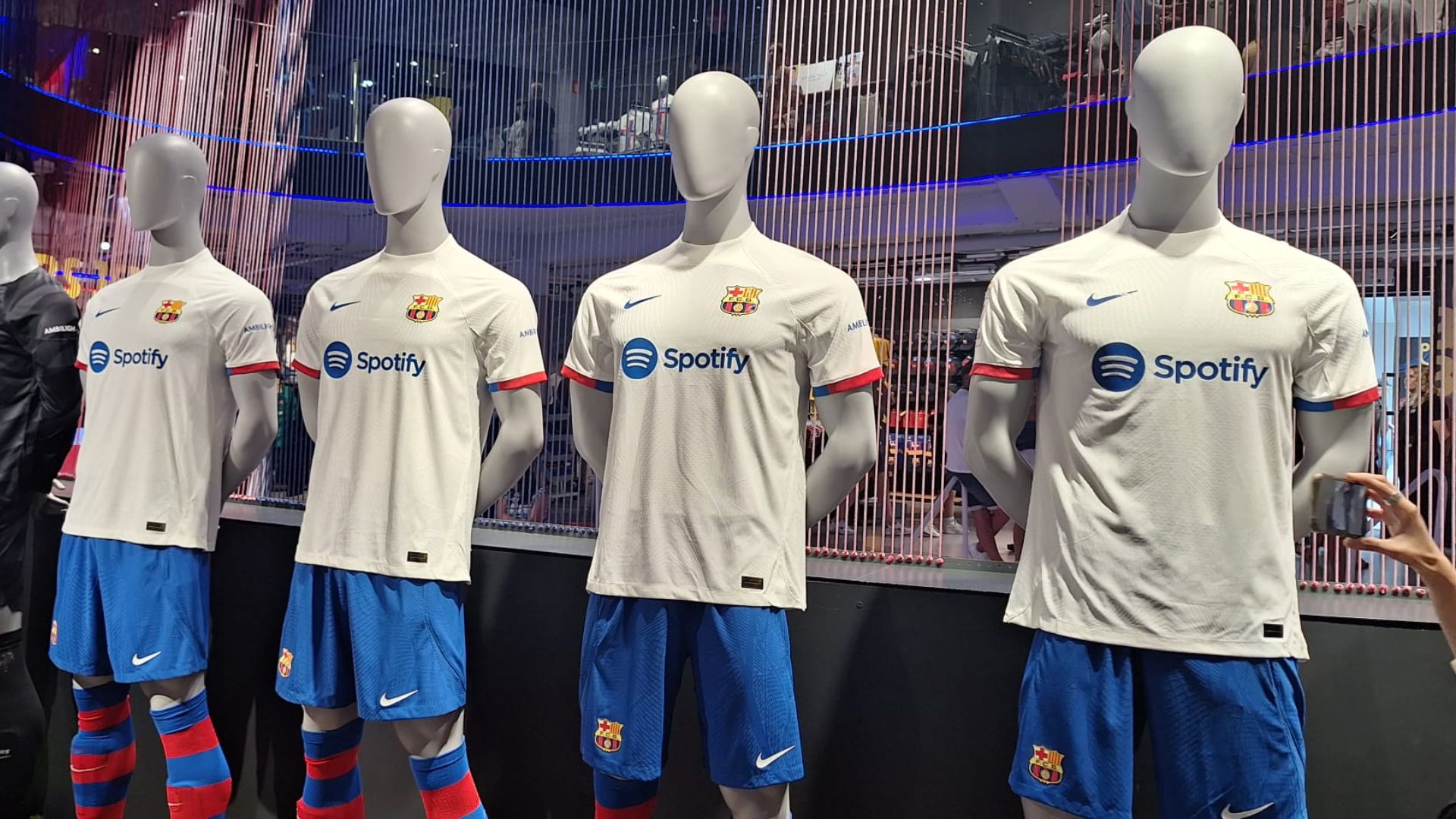 Els aficionats del Barça valoren la nova samarreta blanca