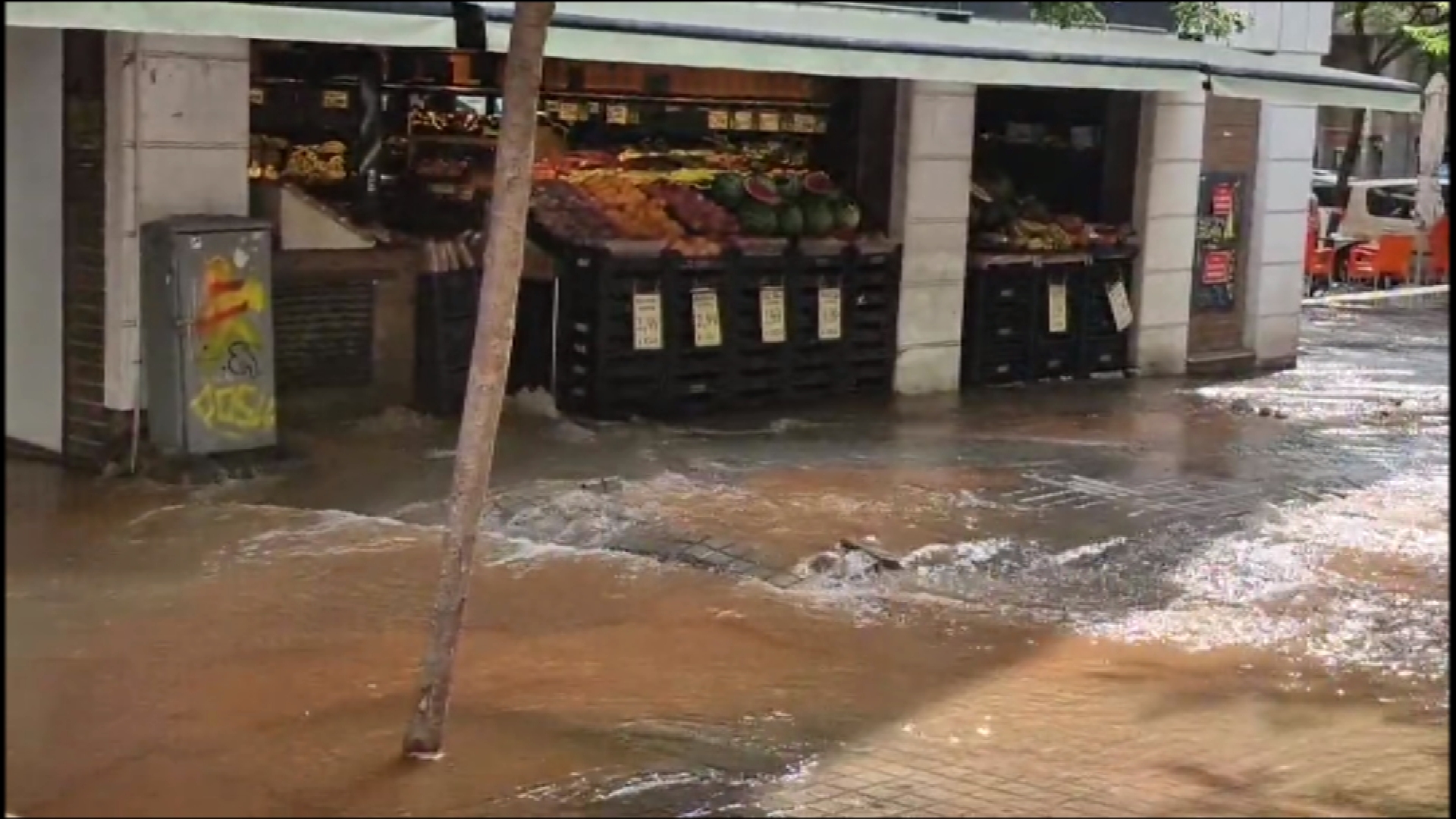 Una fuita d’aigua inunda carrers del barri de la Sagrera | VÍDEO