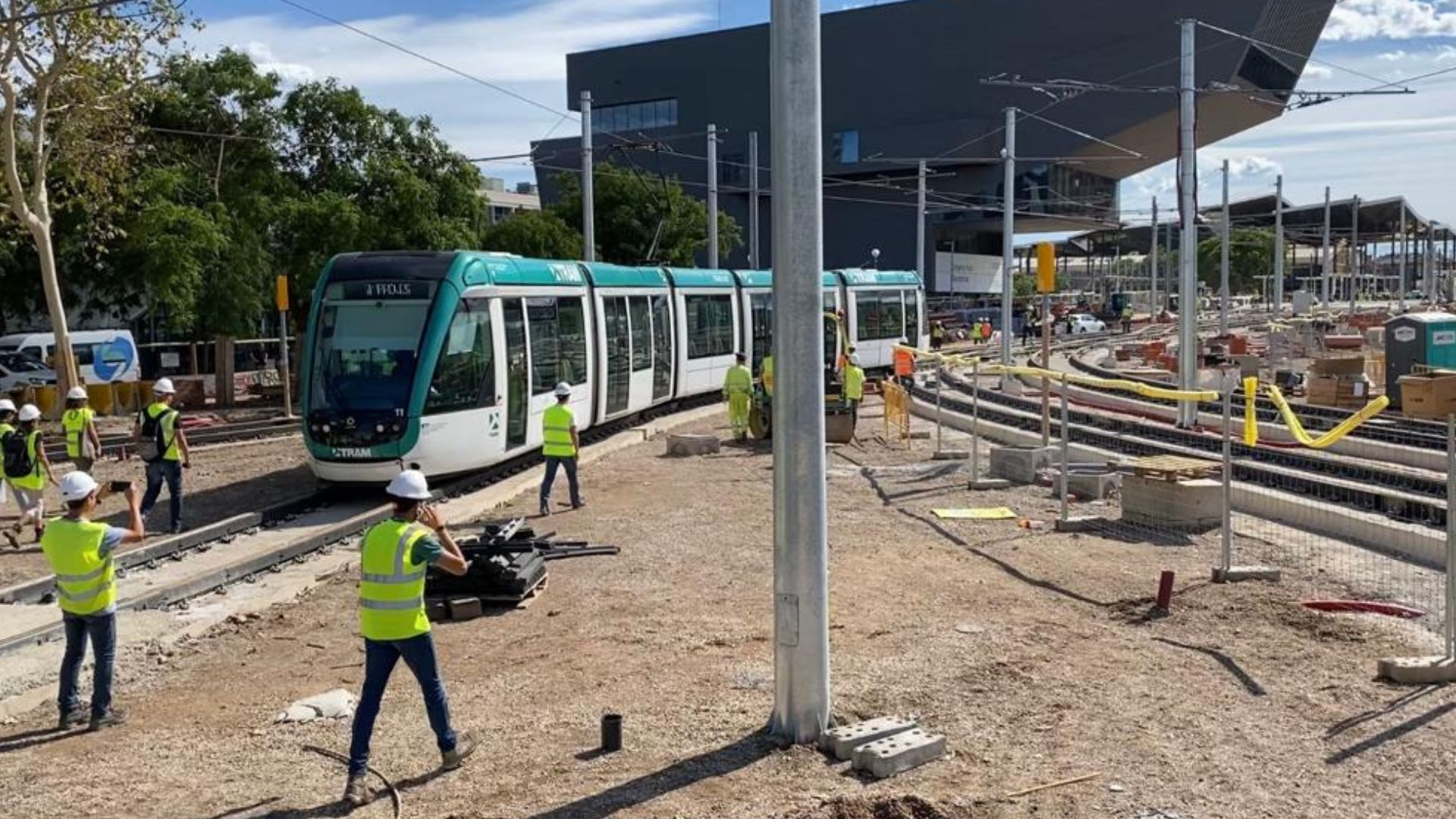 Primers tramvies en fase de prova pel nou tram construït a Glòries